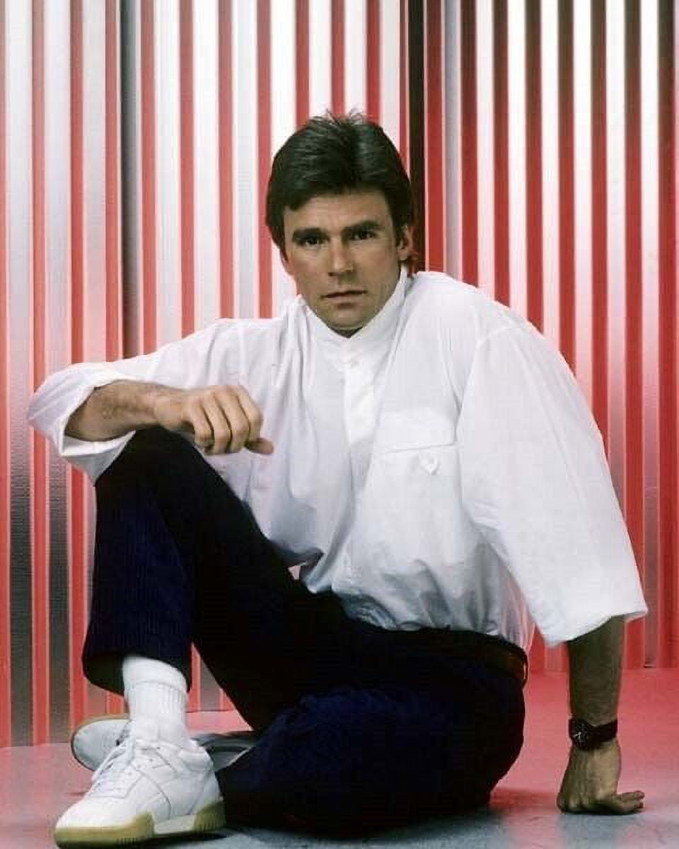 Richard Dean Anderson in white shirt & seated pose as MacGyver 8x10 ...