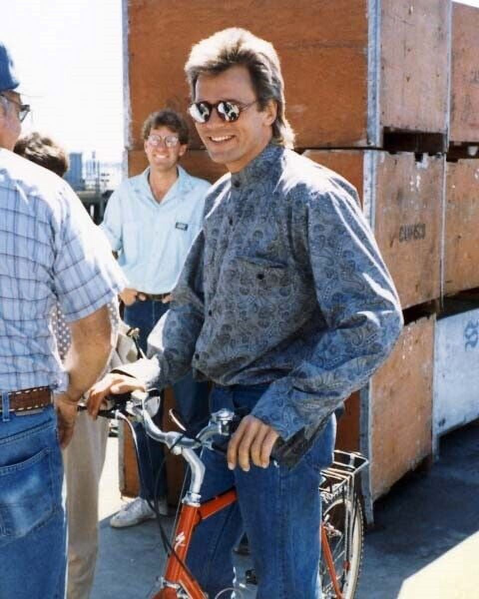 Richard Dean Anderson on bicycle chats with crew MacGyver 5x7 inch ...