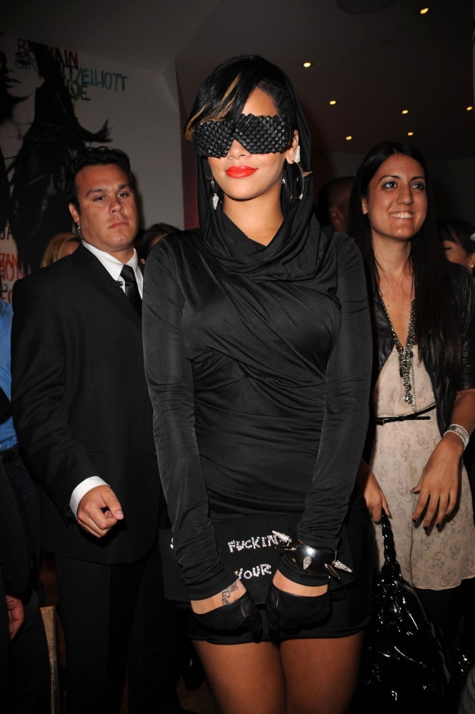 Rihanna At Intermix At In-Store Appearance For Fashion'S Night Out At ...
