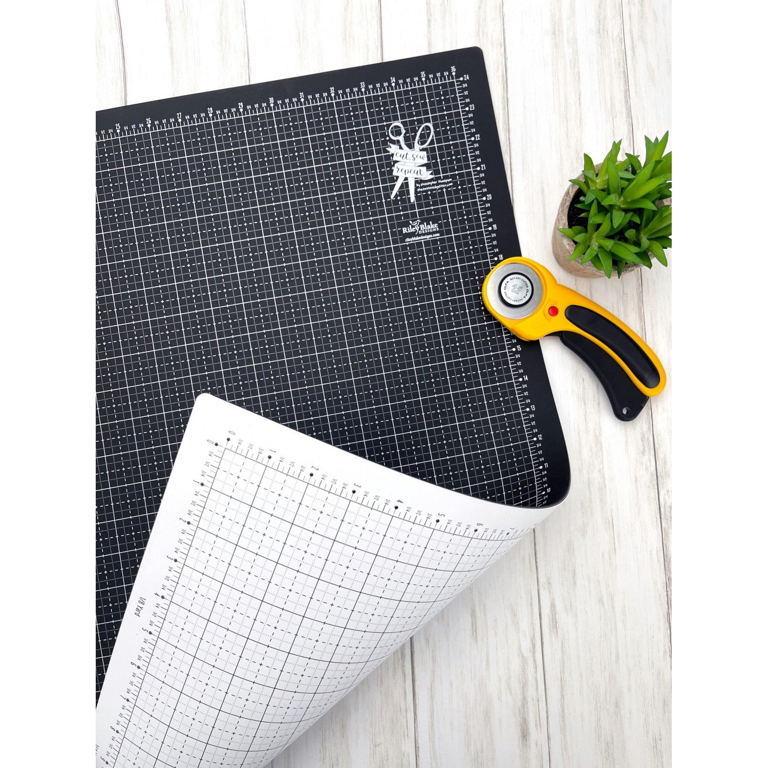 Riley Blake Designs, Reversible Self-healing Cutting Mat - 18" x 24 ...