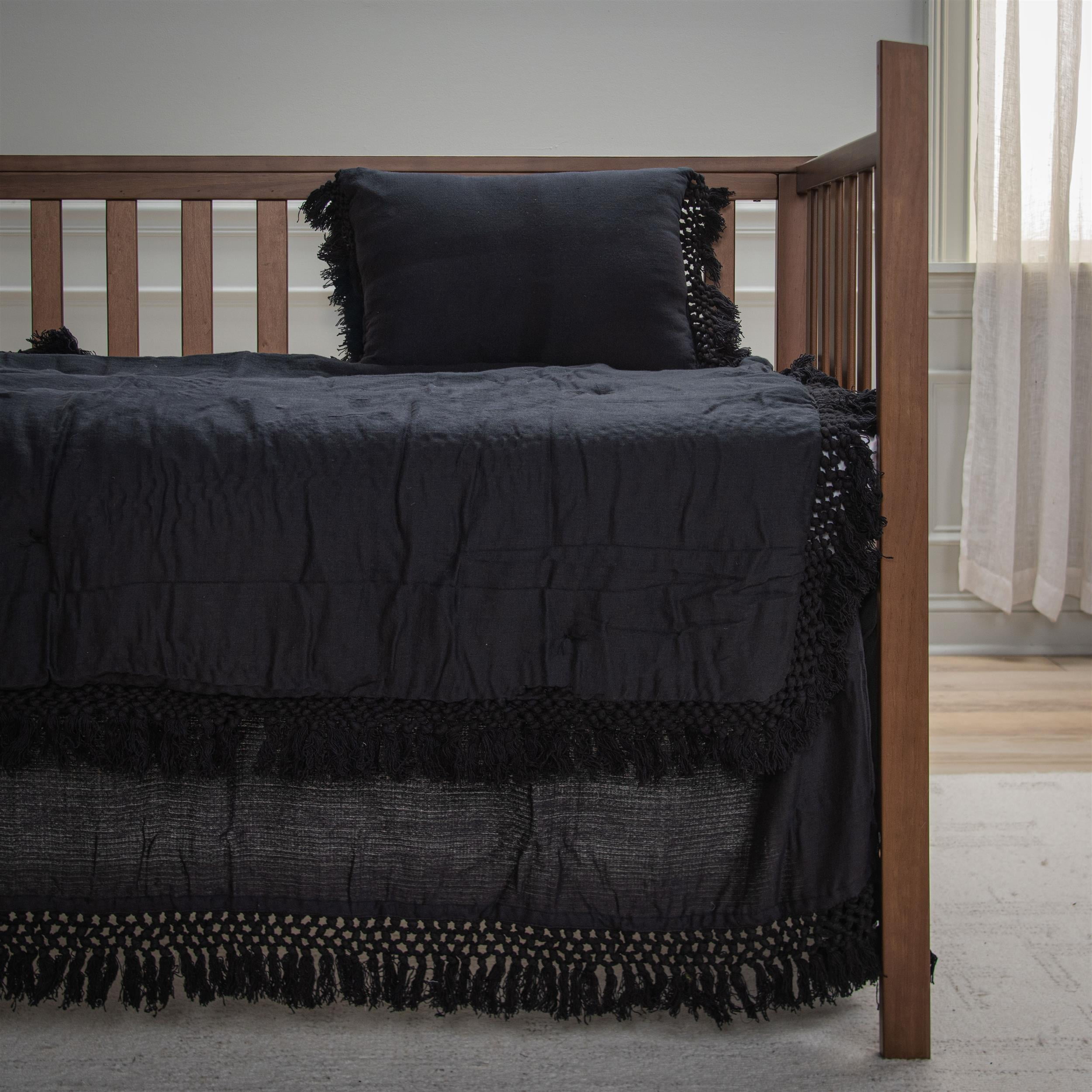 Rizzy Home Tatum 38" X 50" Black Solid Cotton/Polyester Toddler Quilt ...