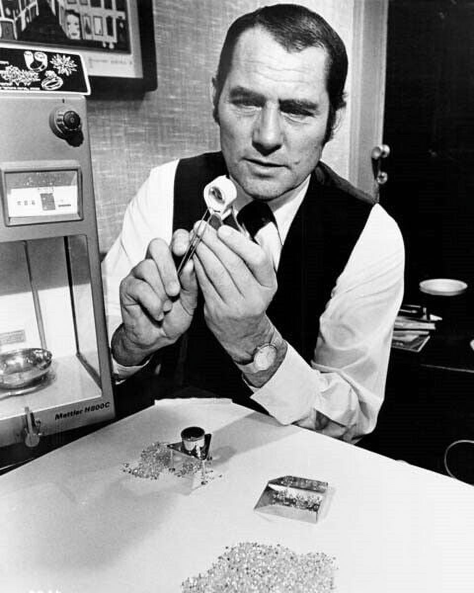 Robert Shaw examines diamonds under loupe 1975 movie Diamonds 11x17 poster - Walmart.com