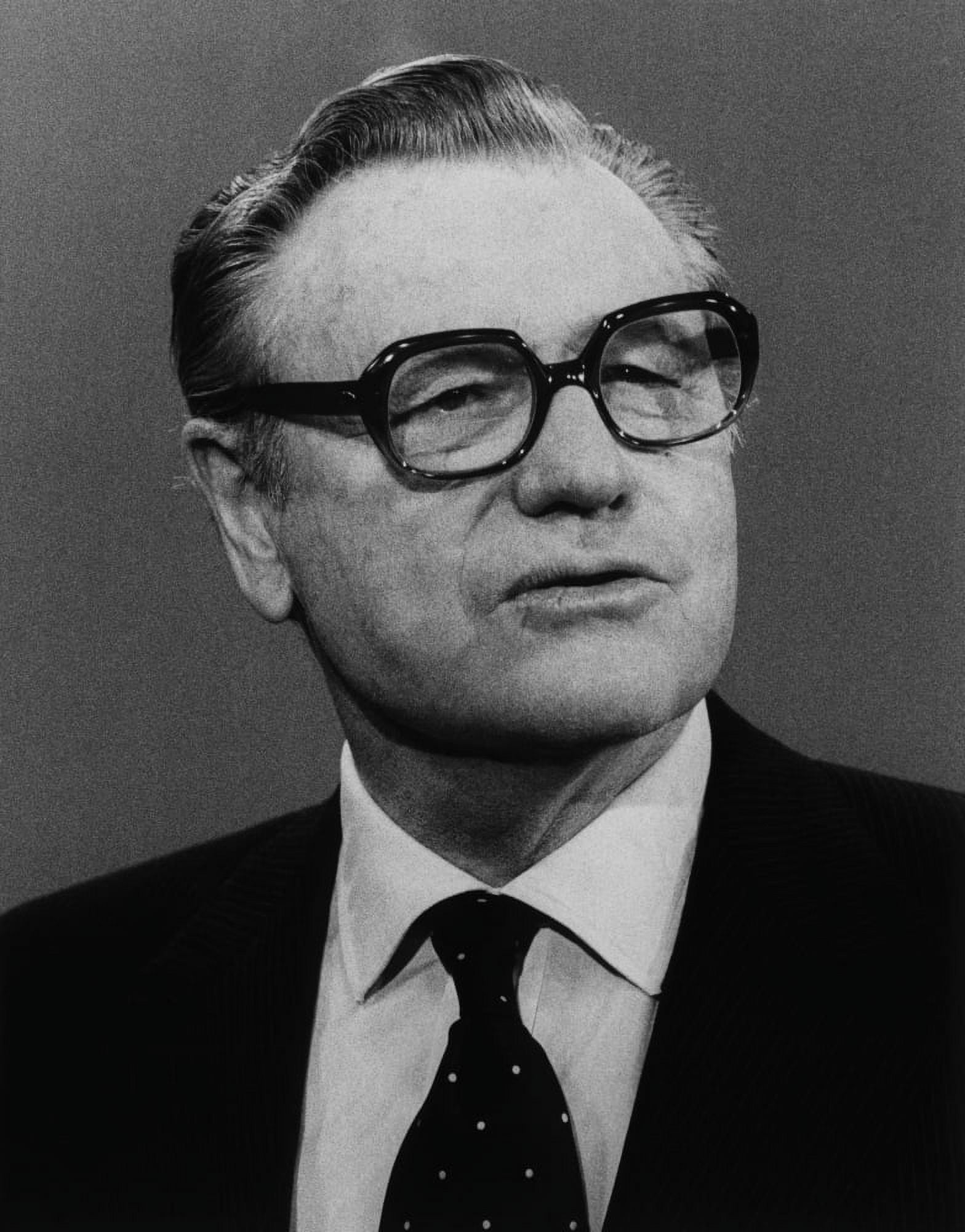 Rockefeller Family. Us Vice President Nelson Rockefeller Presenting A ...