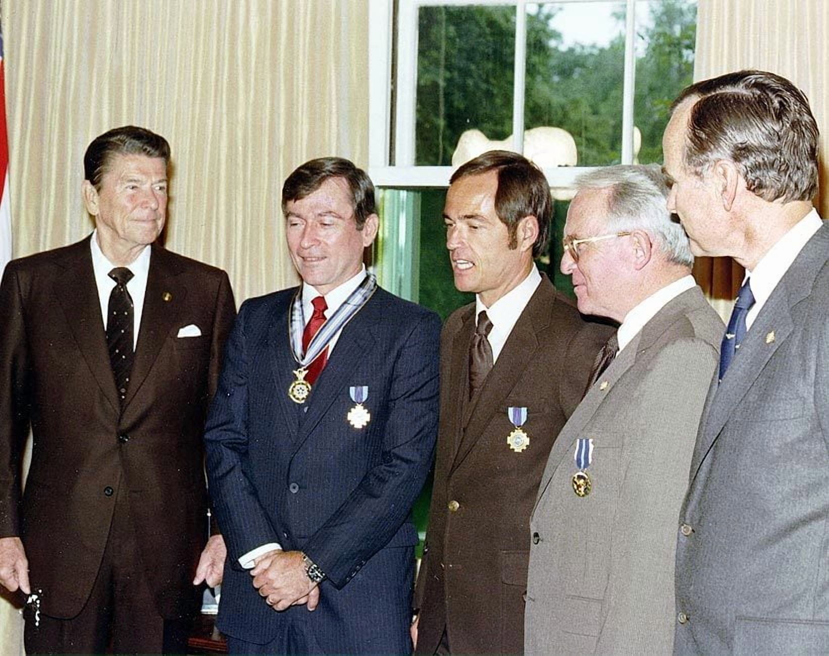 Ronald Reagan W/ STS-1 Young & Crippen - Style A - 24x36 Inch Glossy ...