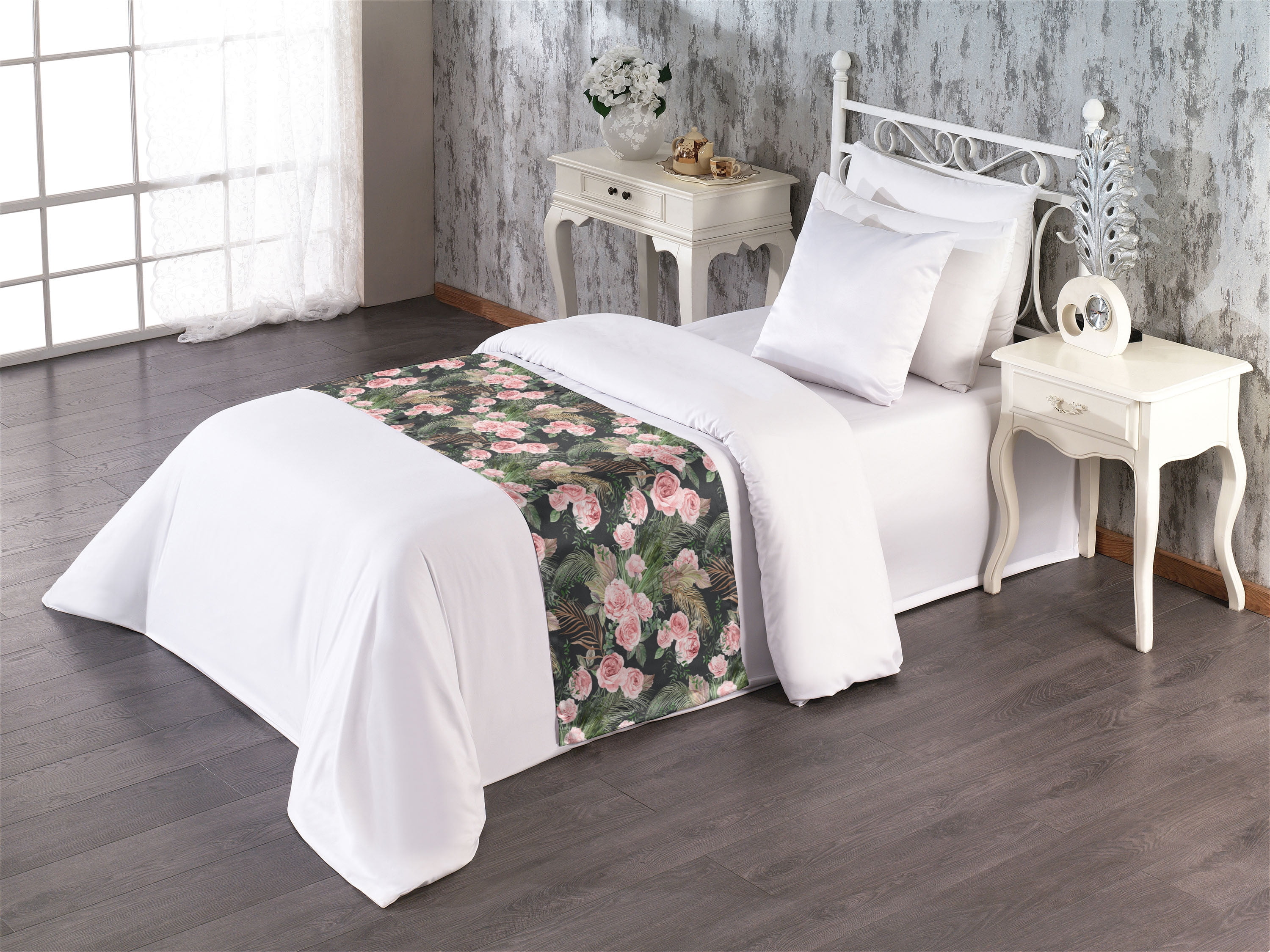 Rosetta Bed Runner, Nostalgic Aura Tropical Rose Flowers Vintage with ...