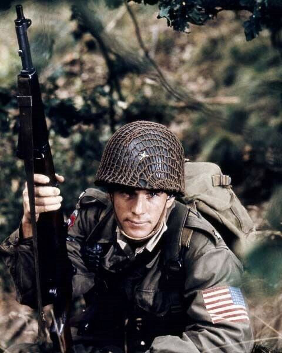 Ryan O'Neal holding rifle as Brigadier 1977 A Bridge Too Far 8x10 inch ...