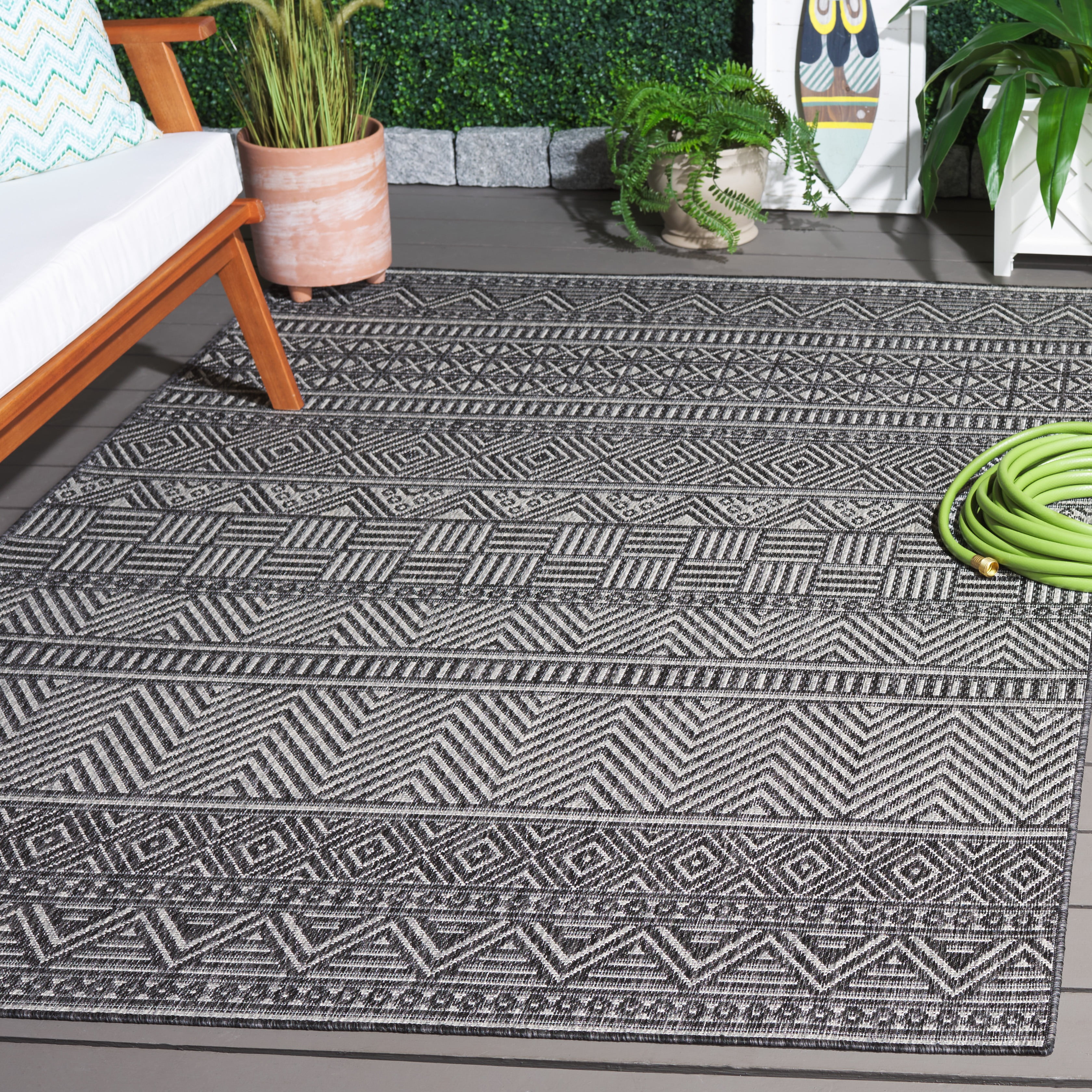 SAFAVIEH Beach House Jolanta Geometric Indoor/Outdoor Area Rug ...