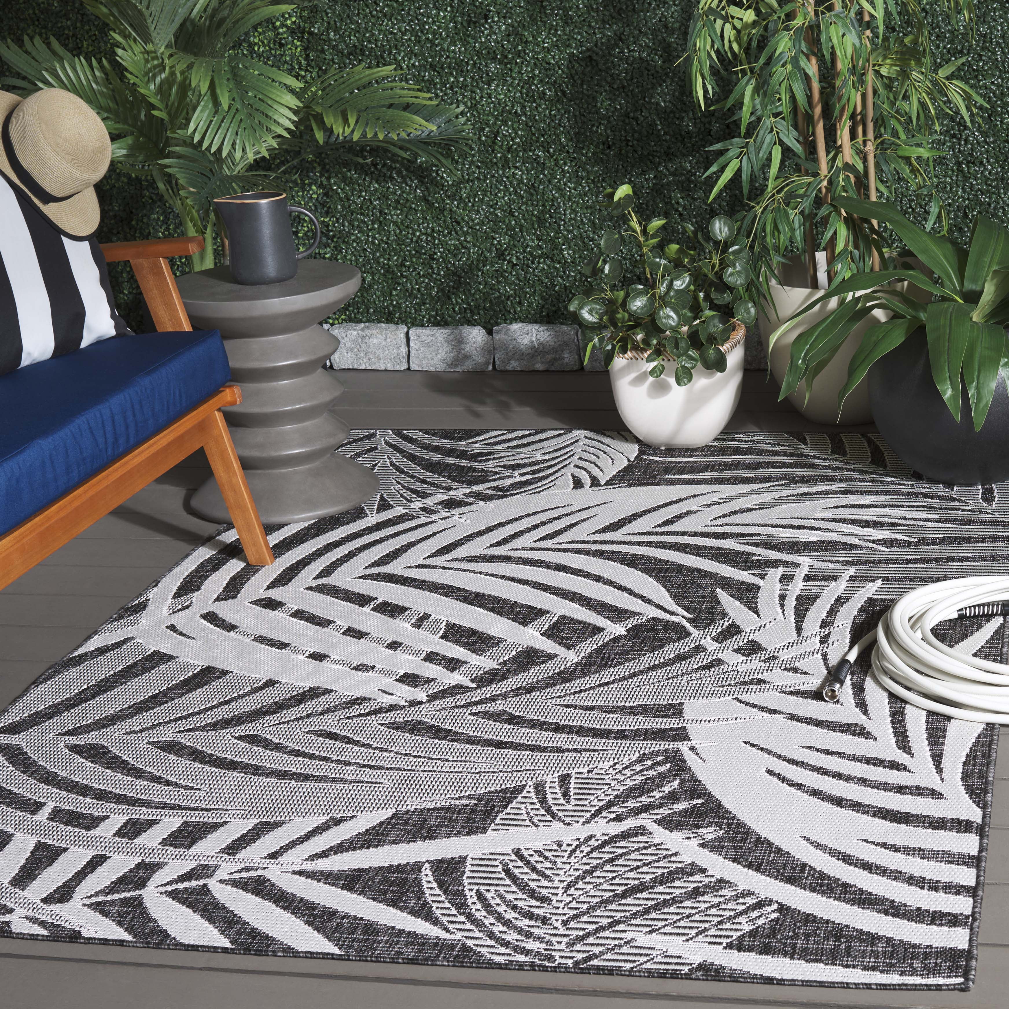 SAFAVIEH Beach House Kaeden Botanical Indoor/Outdoor Area Rug, Charcoal ...