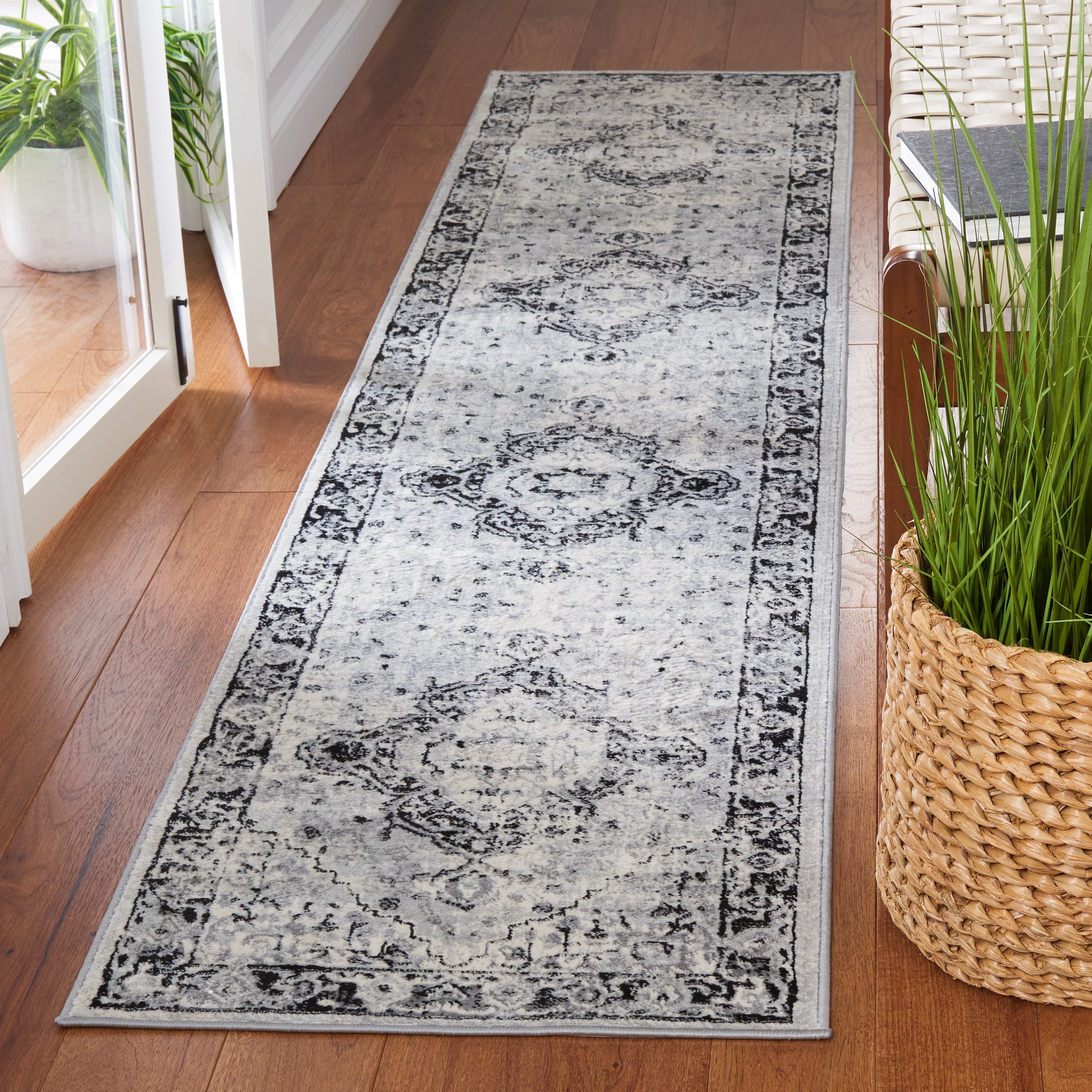 SAFAVIEH Brentwood Cherette Oriental Runner Rug, Black/Ivory, 2' x 9 ...