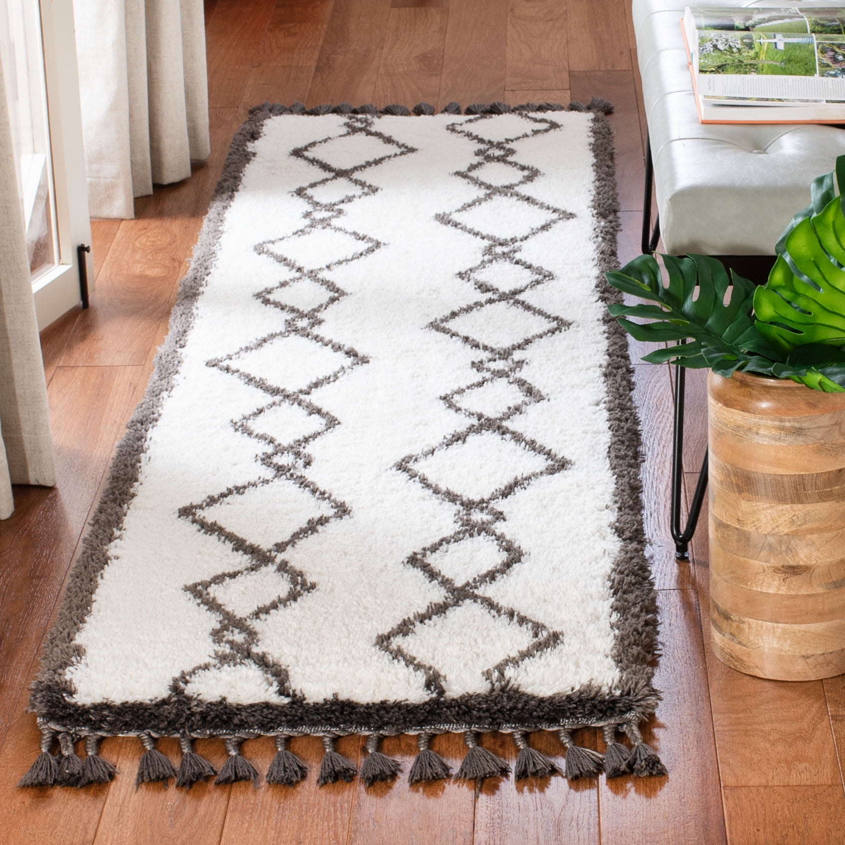 SAFAVIEH Carmella Chase Aztec Polyester Shag Runner Rug, Cream/Grey, 2 ...