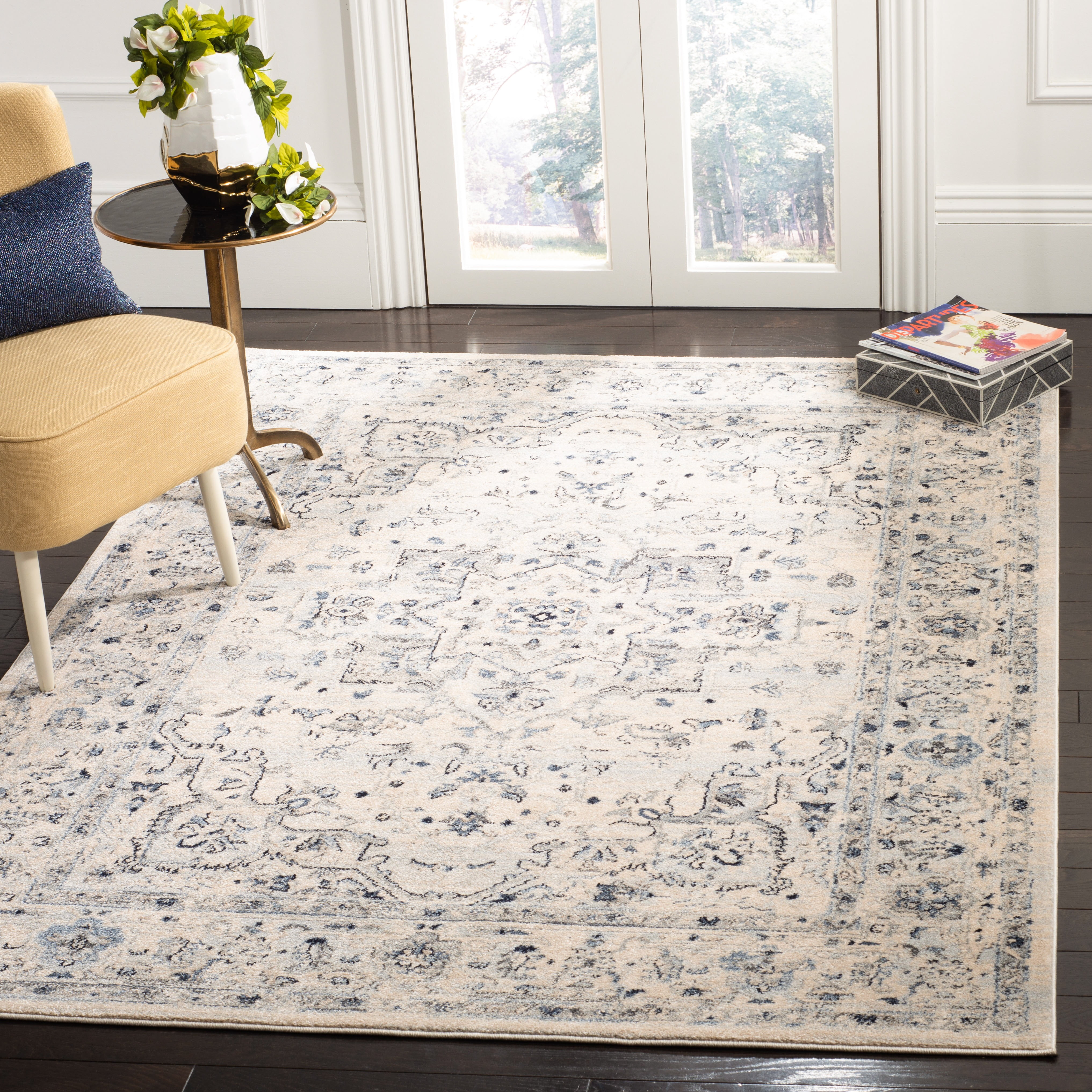 SAFAVIEH Charleston Zharko Floral Area Rug, Ivory/Light Blue, 5'3" x 7 ...