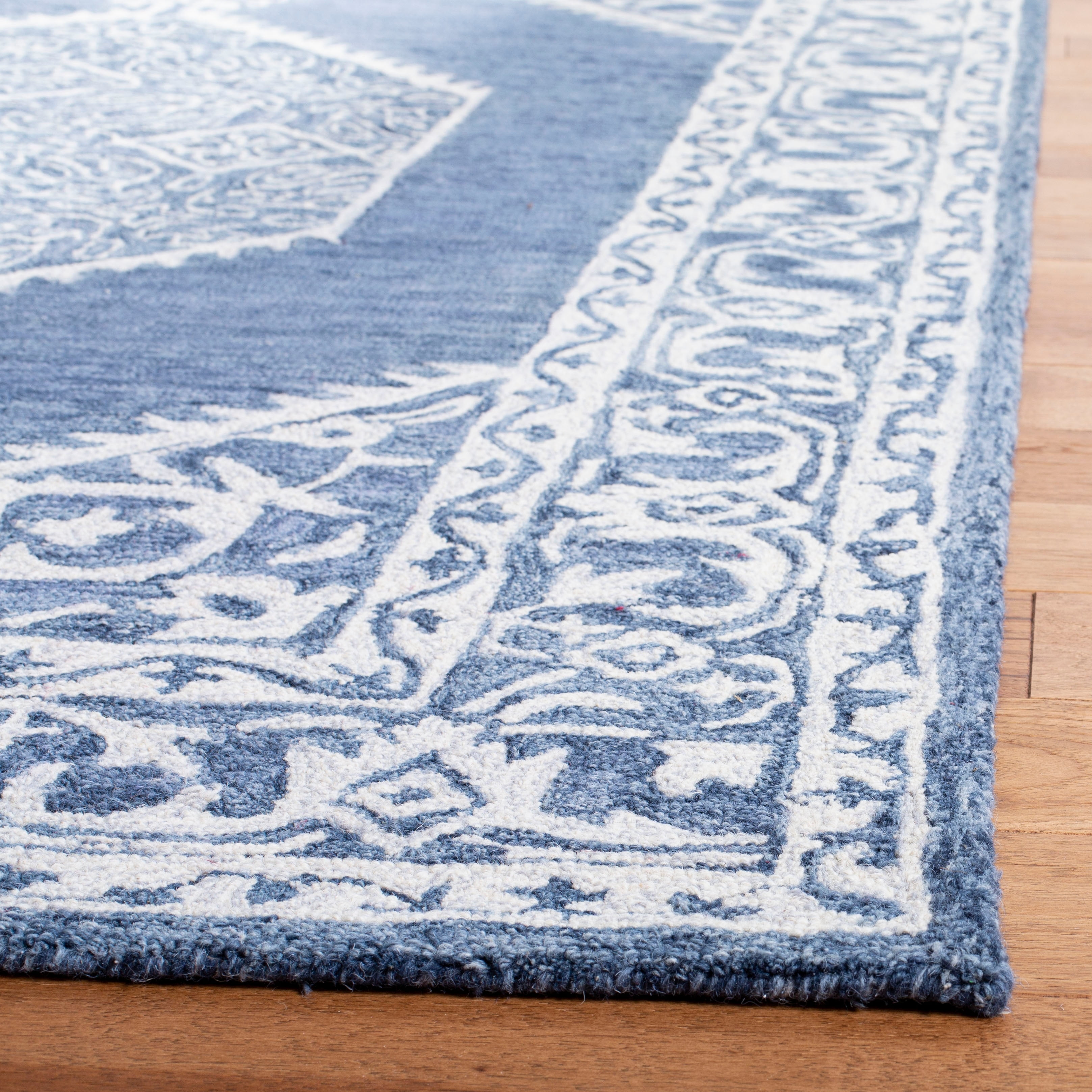 SAFAVIEH Micro-Loop Esmond Floral Bordered Area Rug, Blue/Ivory, 5' x 5 ...