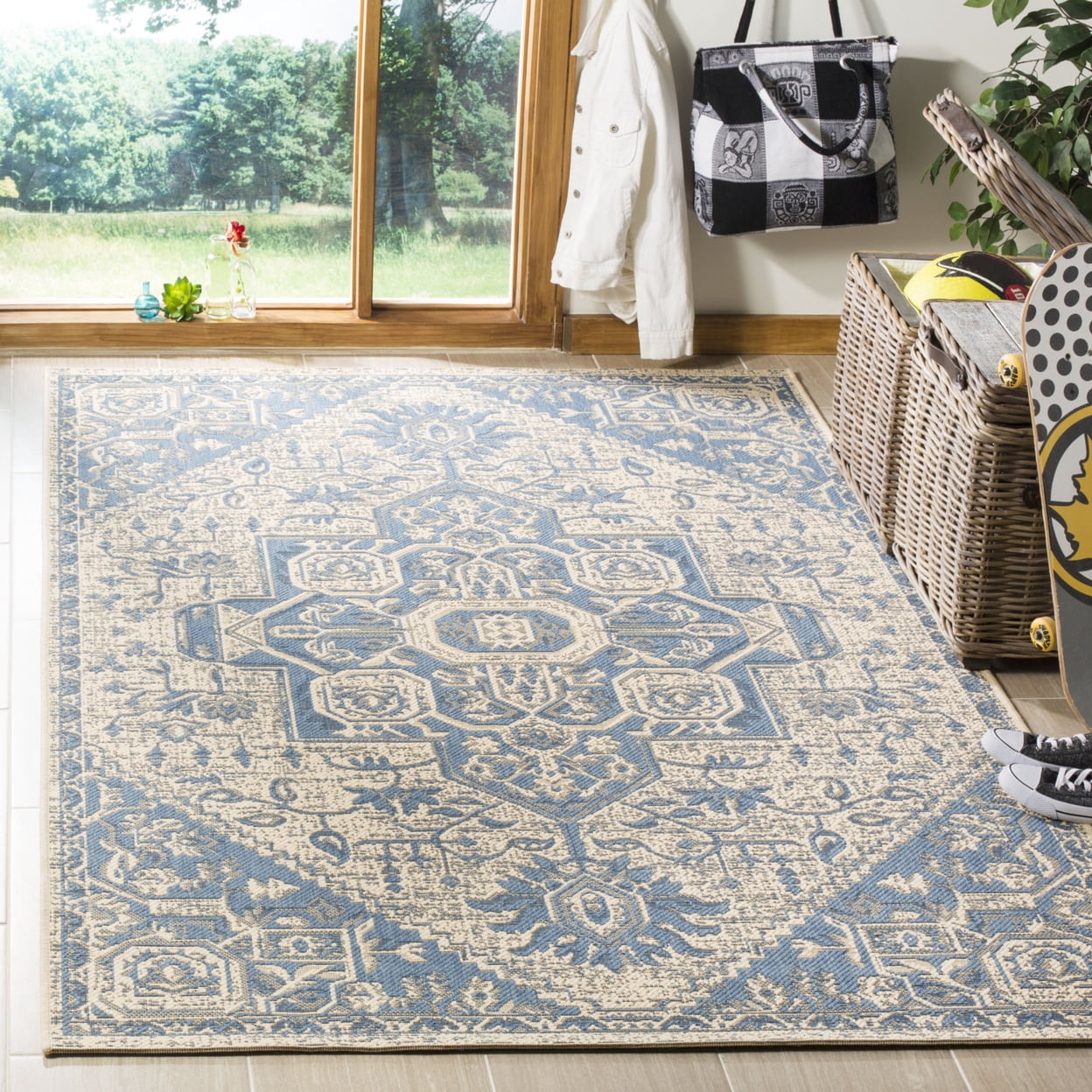 SAFAVIEH Linden Georgene Floral Area Rug, Blue/Cream, 6'7" x 6'7" Round ...