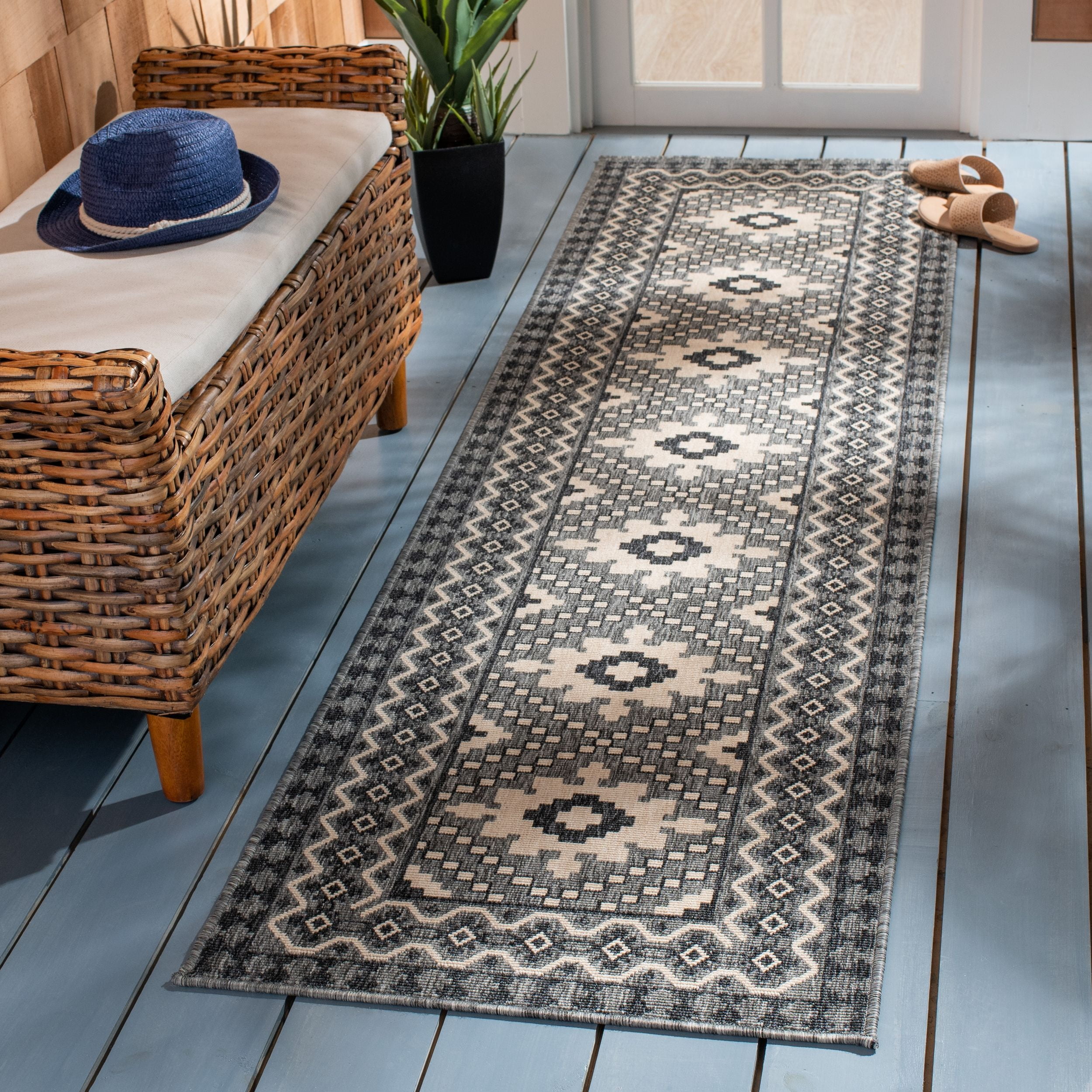 SAFAVIEH Veranda Magna Southwestern Indoor/Outdoor Runner Rug, 2'3