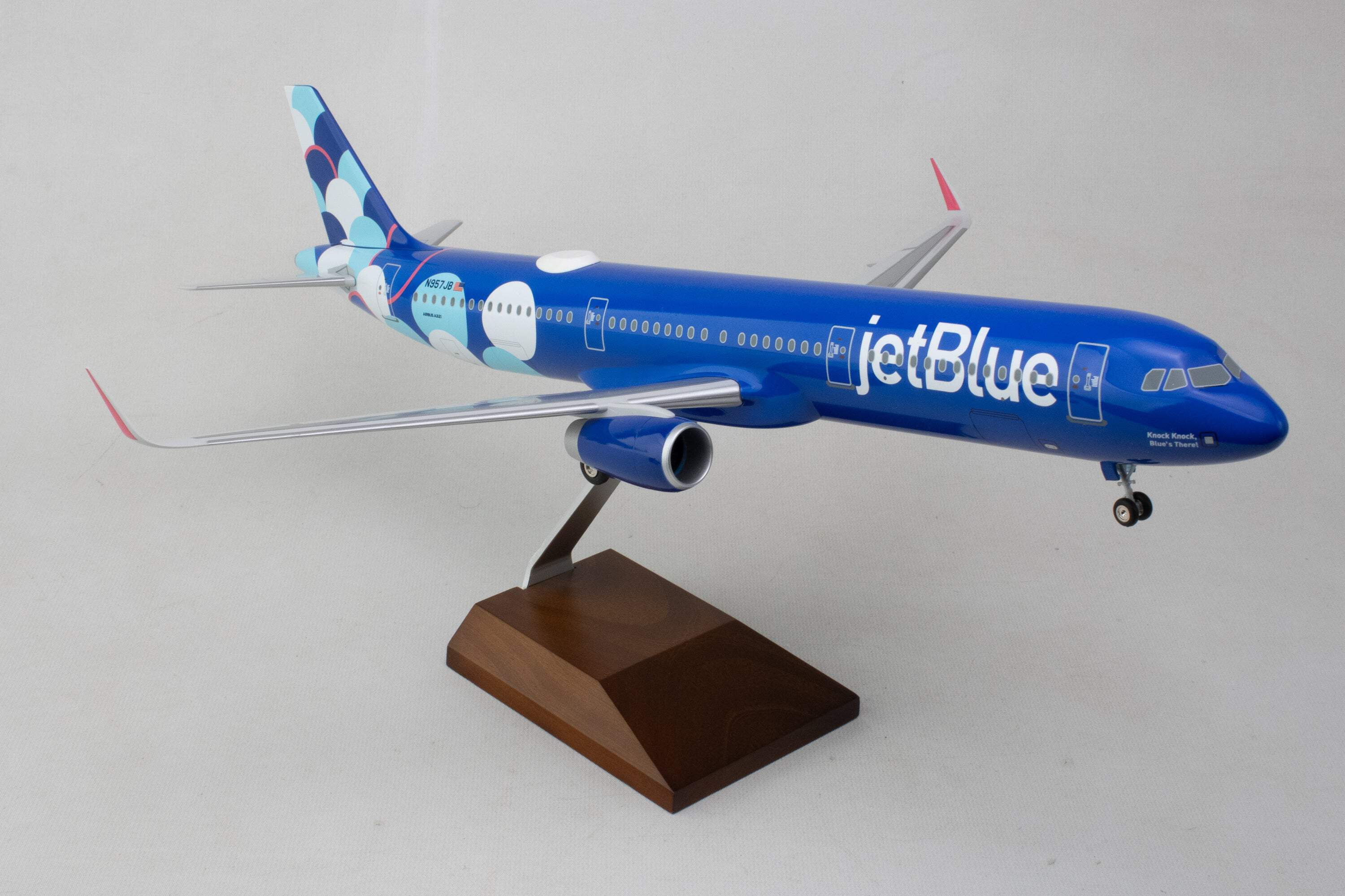 SKYMARKS JETBLUE A321 1/100 BALLOONS W/WOOD STAND GEAR - Walmart.com