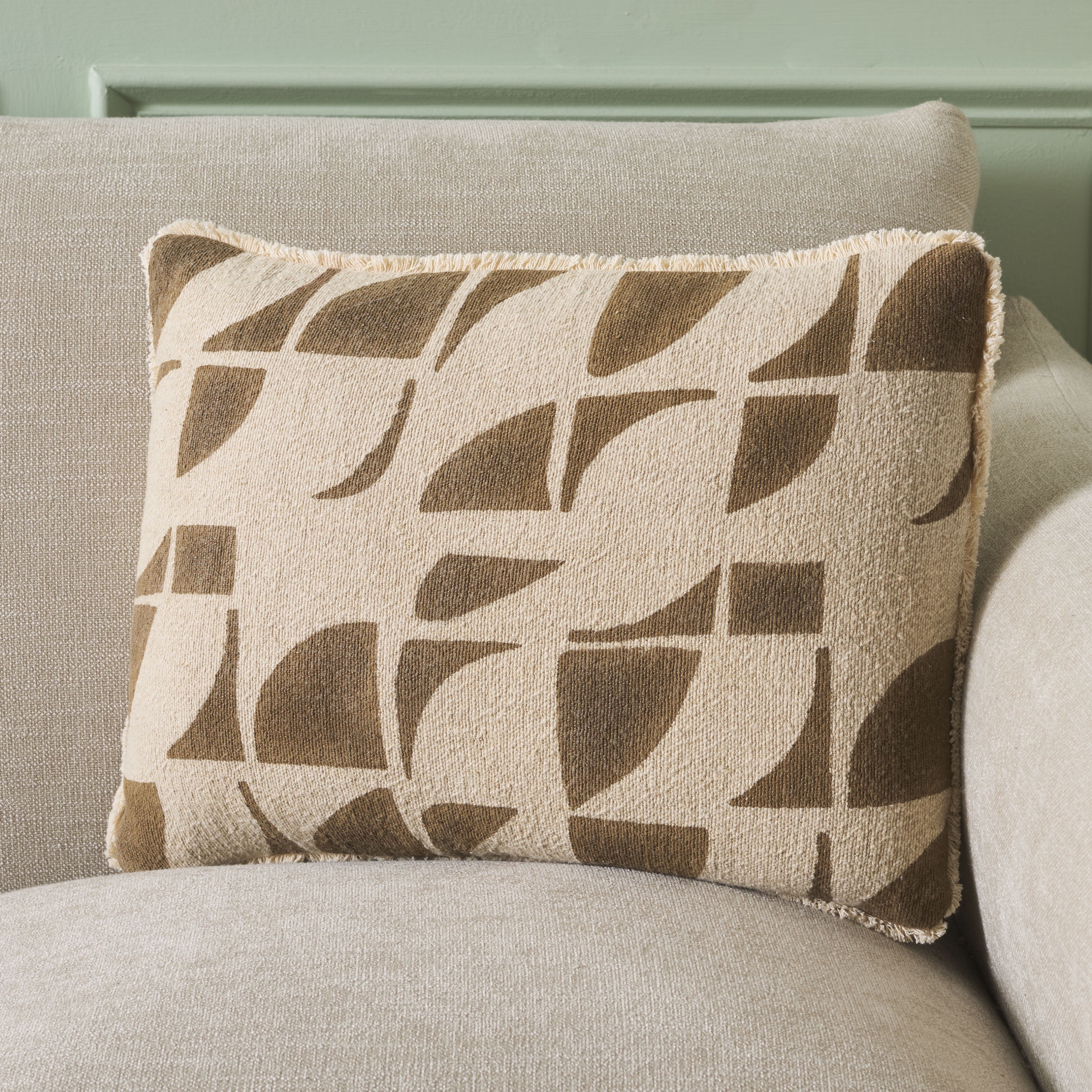 Safavieh Juara 14" x 20" Mid-Century Linen Decorative Pillows, Taupe ...