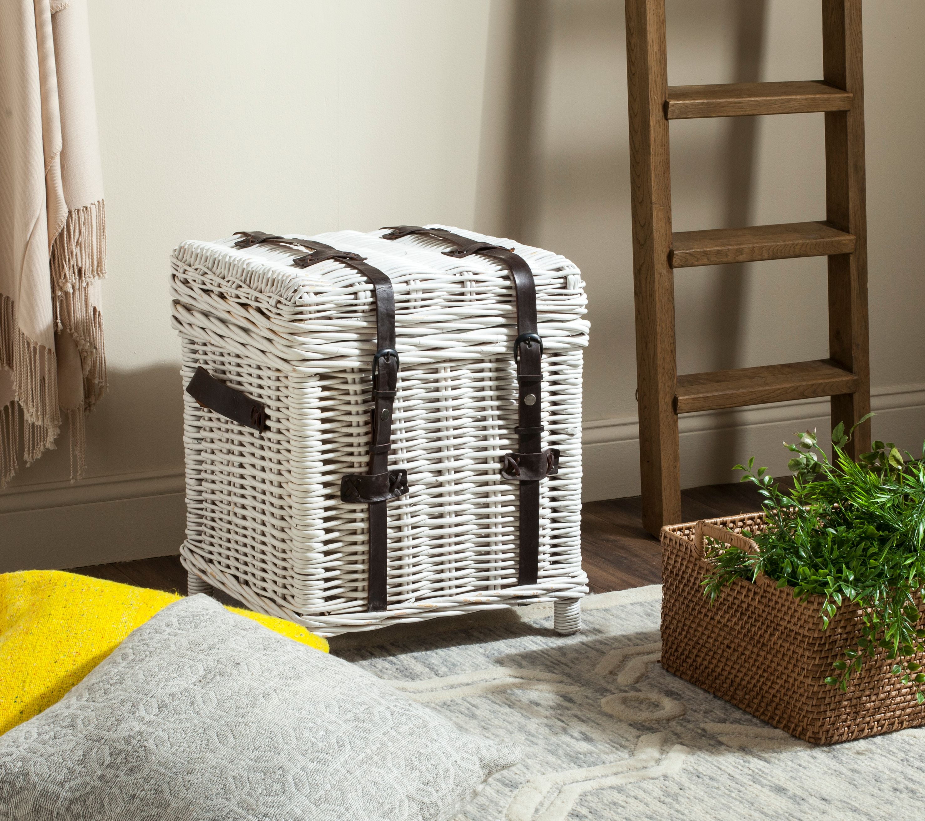 Safavieh Kacia Nautical Wicker Side Storage Trunk with Handle - Walmart.com