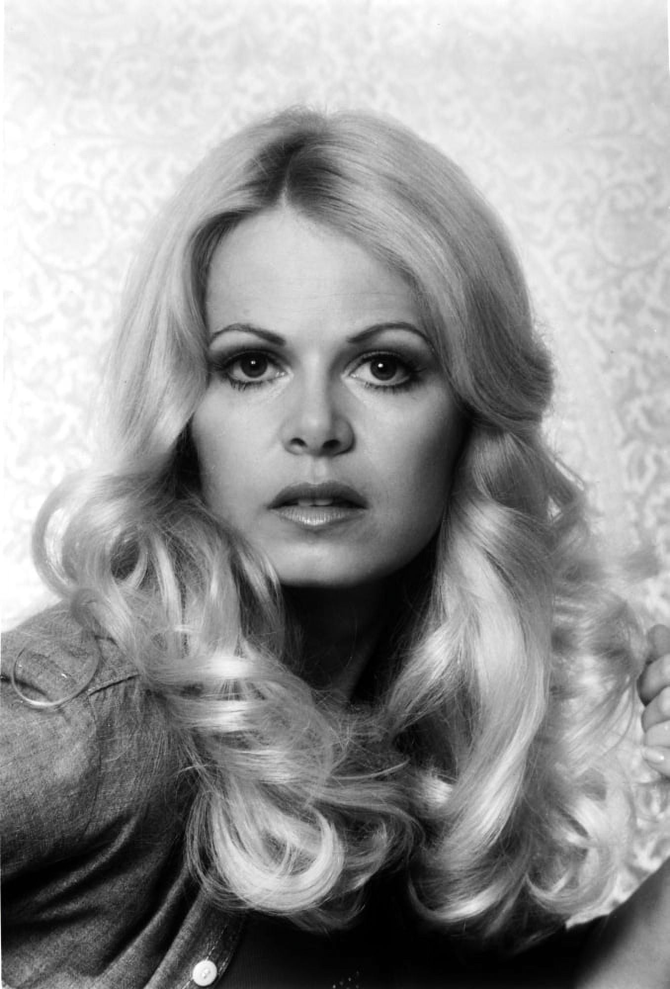 Sally Struthers Portrait in Classic Photo Print (8 x 10) - Walmart.com