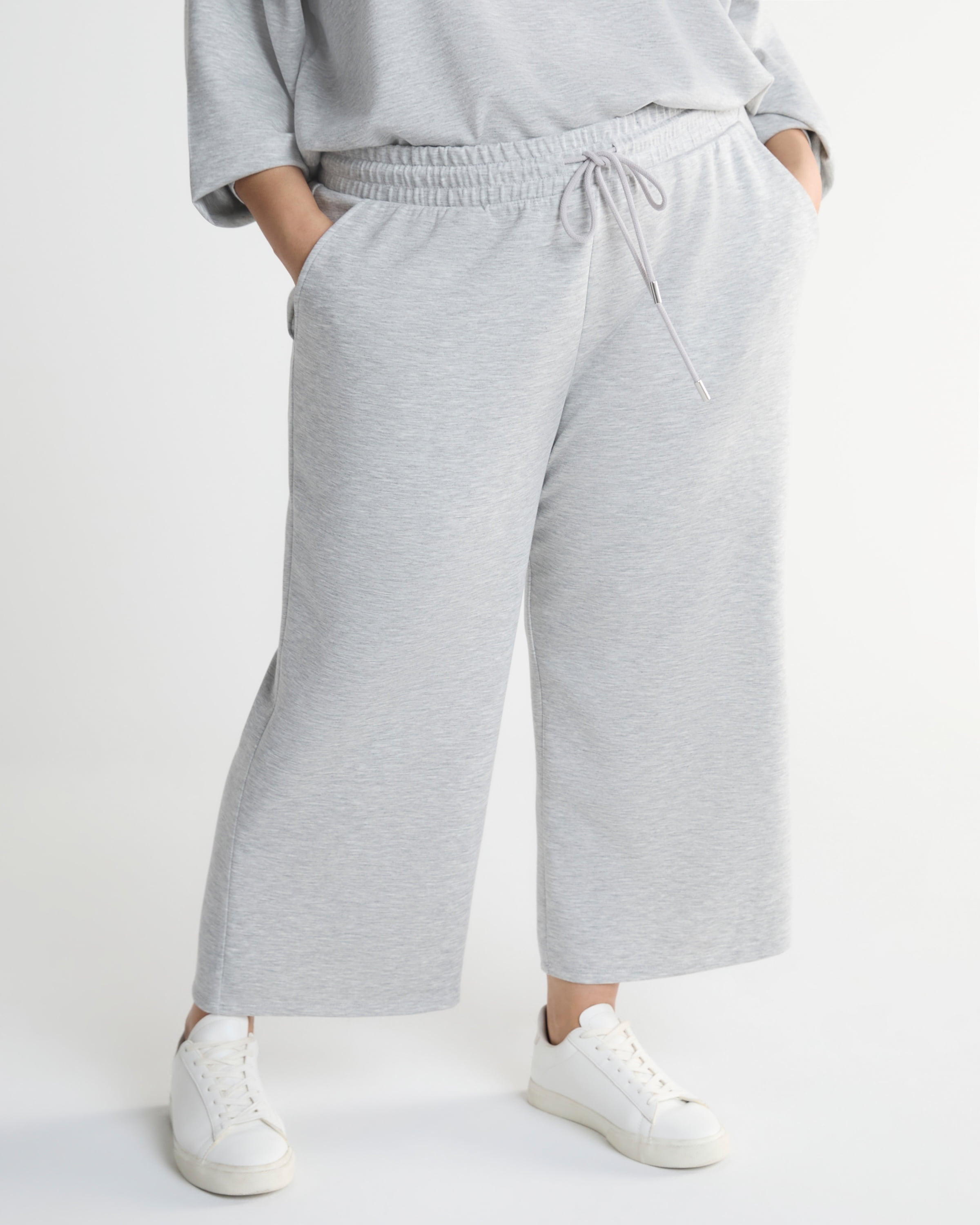 Scoop Women's and Women's Plus Ultimate ScubaKnit Cropped Sweatpants ...