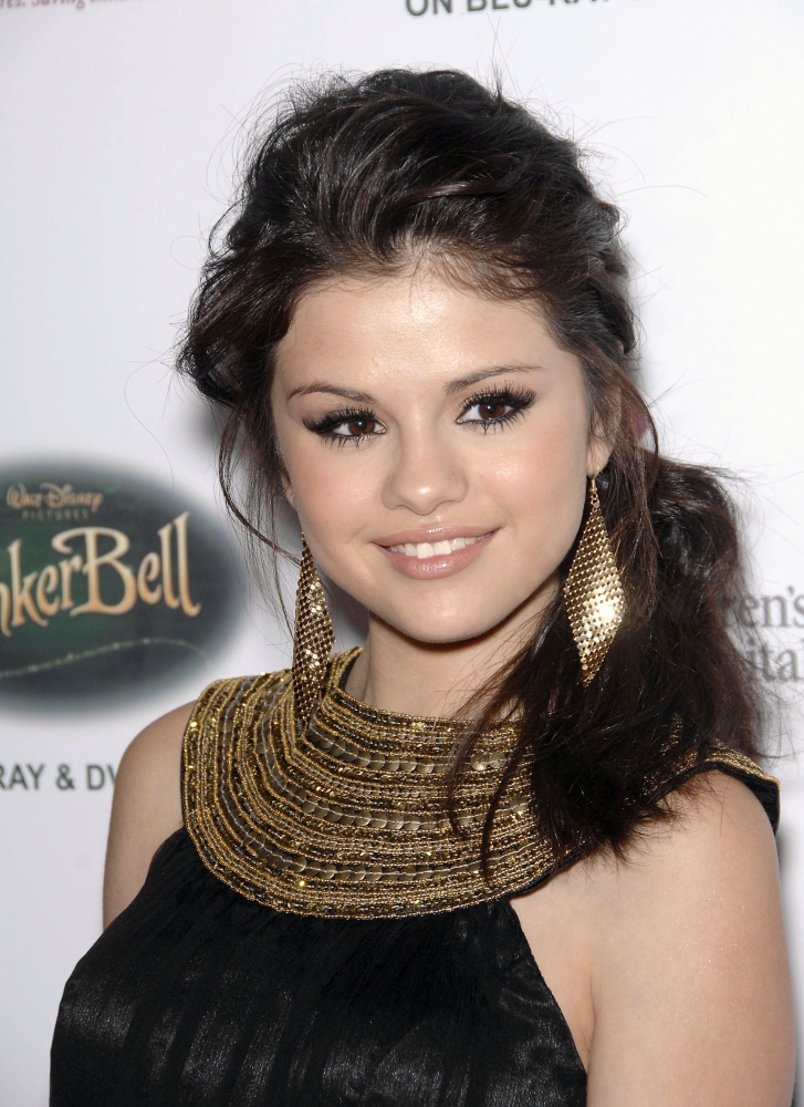 Selena Gomez At Arrivals For Runway For Life Benefit For St. Jude ...
