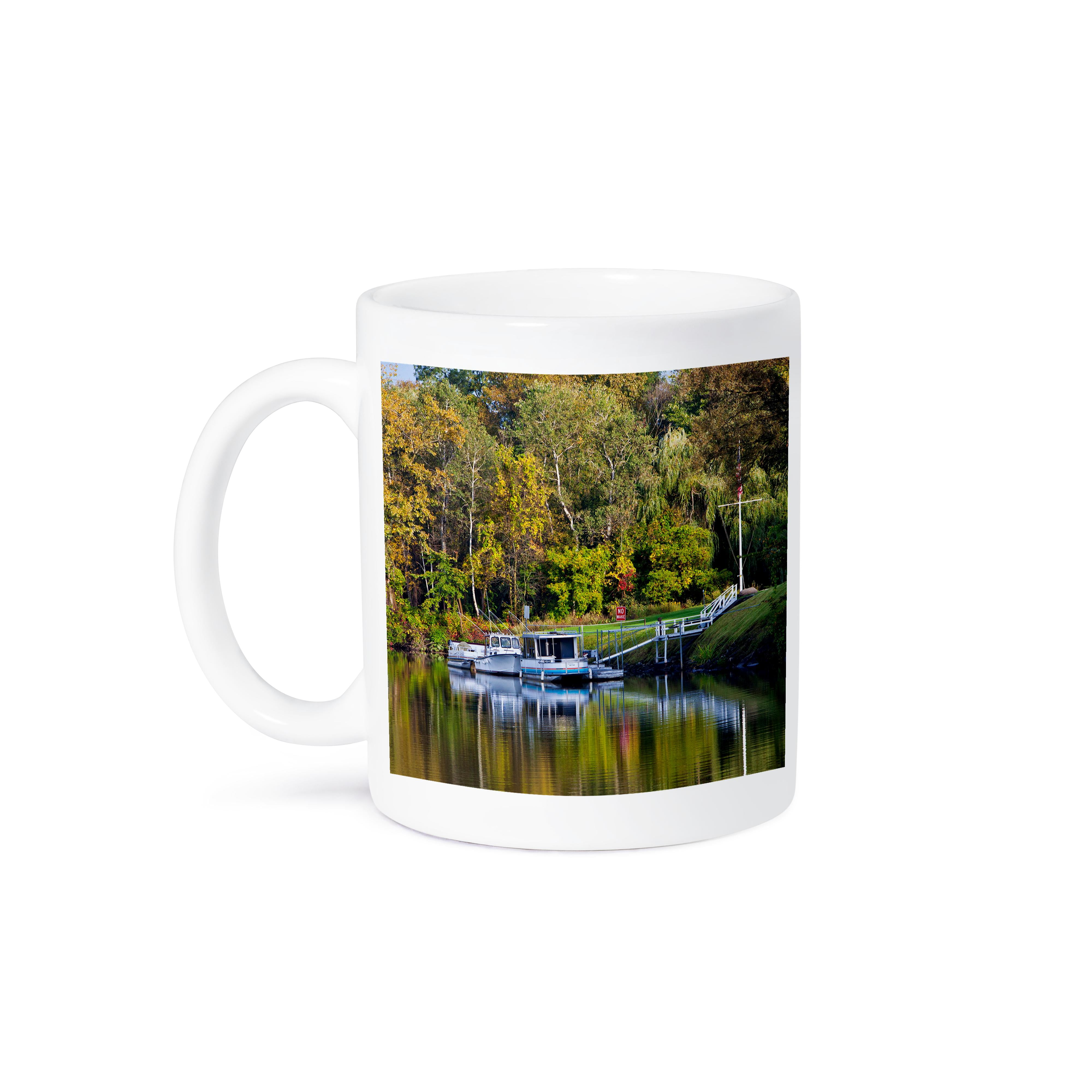 Shoreline Along Mohawk River In The Erie Canal System In New York, Usa ...