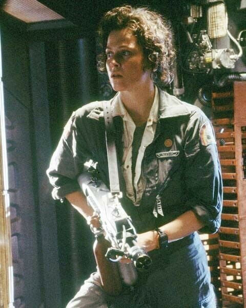 Sigourney Weaver ready for action armed with gun as Ripley 1979 Alien ...