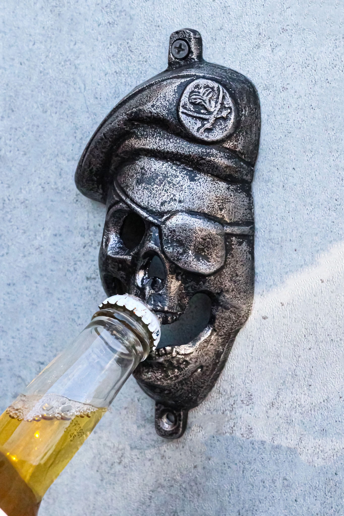 Silver Bone Chilling Pirate Buccaneer Skull Skeleton Wall Beer Bottle ...