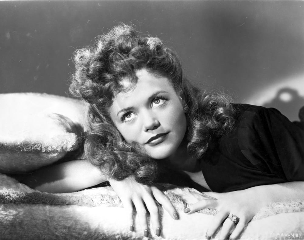 Simone Simon as Irena Dubrovna Reed Photo Print (8 x 10) - Walmart.com