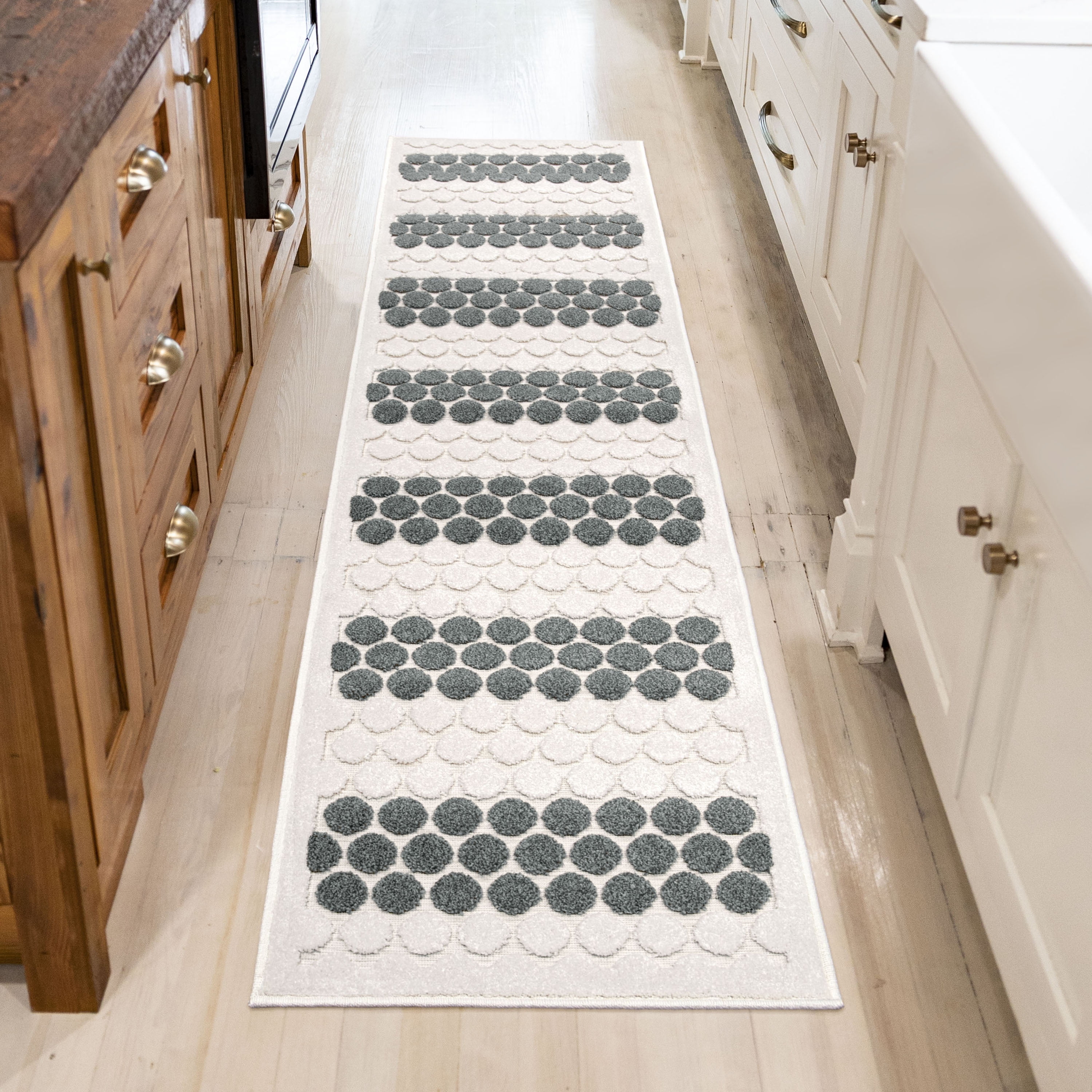 Simply Southern Cottage Dorcheat By Orian 2' X 8' Blue Dots Runner Rug ...