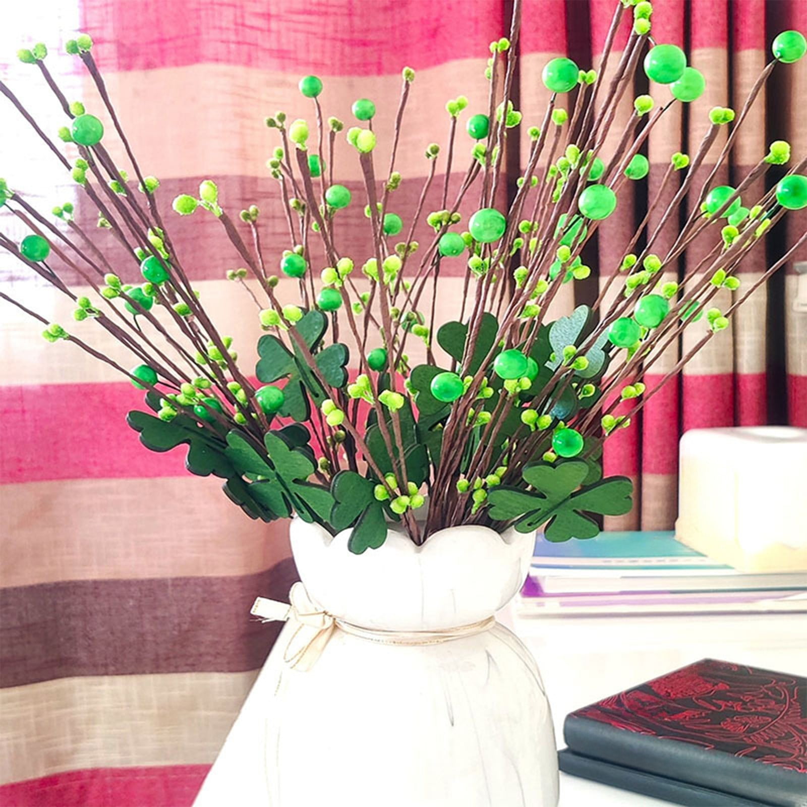 Simulation of four-leaf clover single St. Patrick's Day green ...