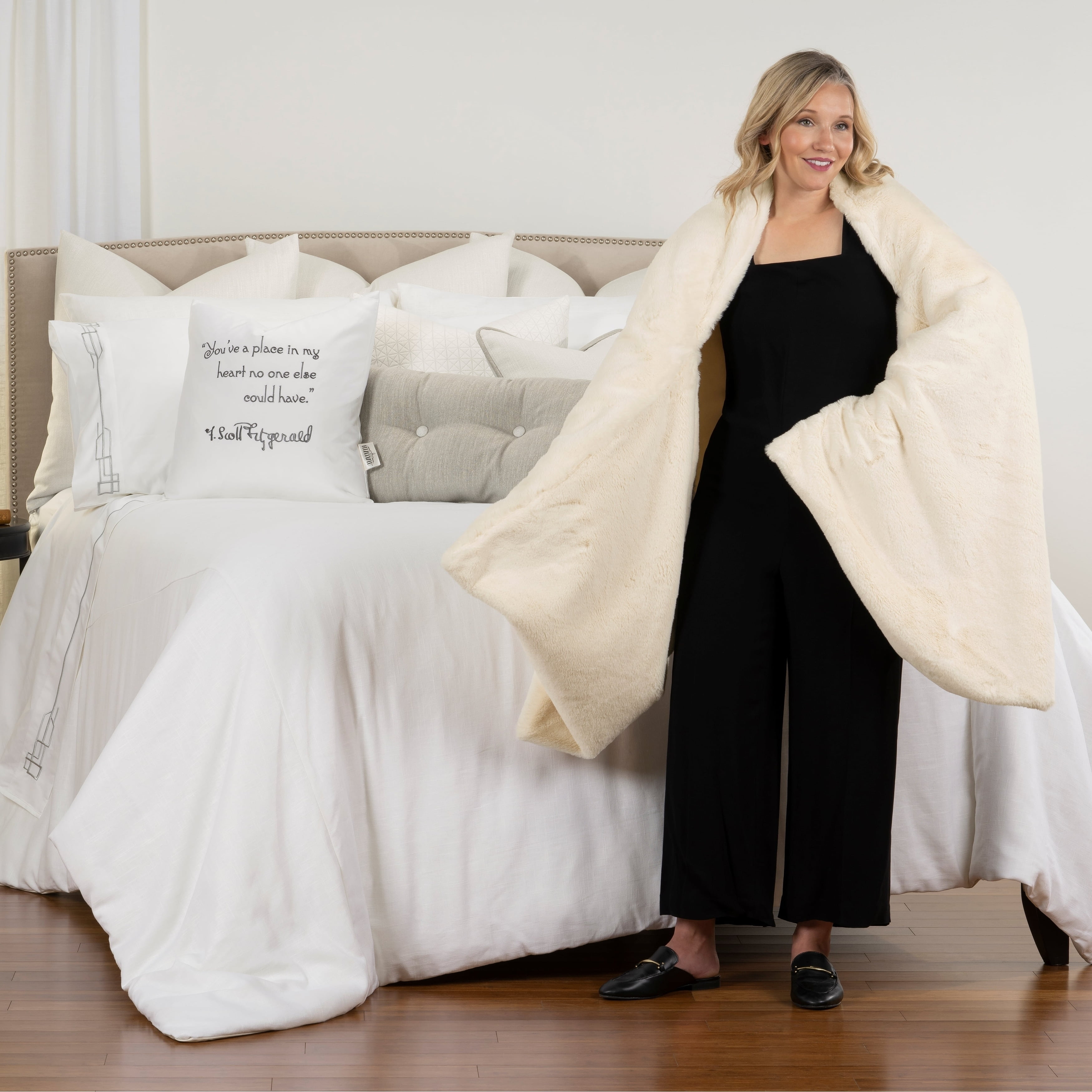 Siscovers F. Scott Fitzgerald's Luxurious Faux-Fur Flapper Wrap Off ...