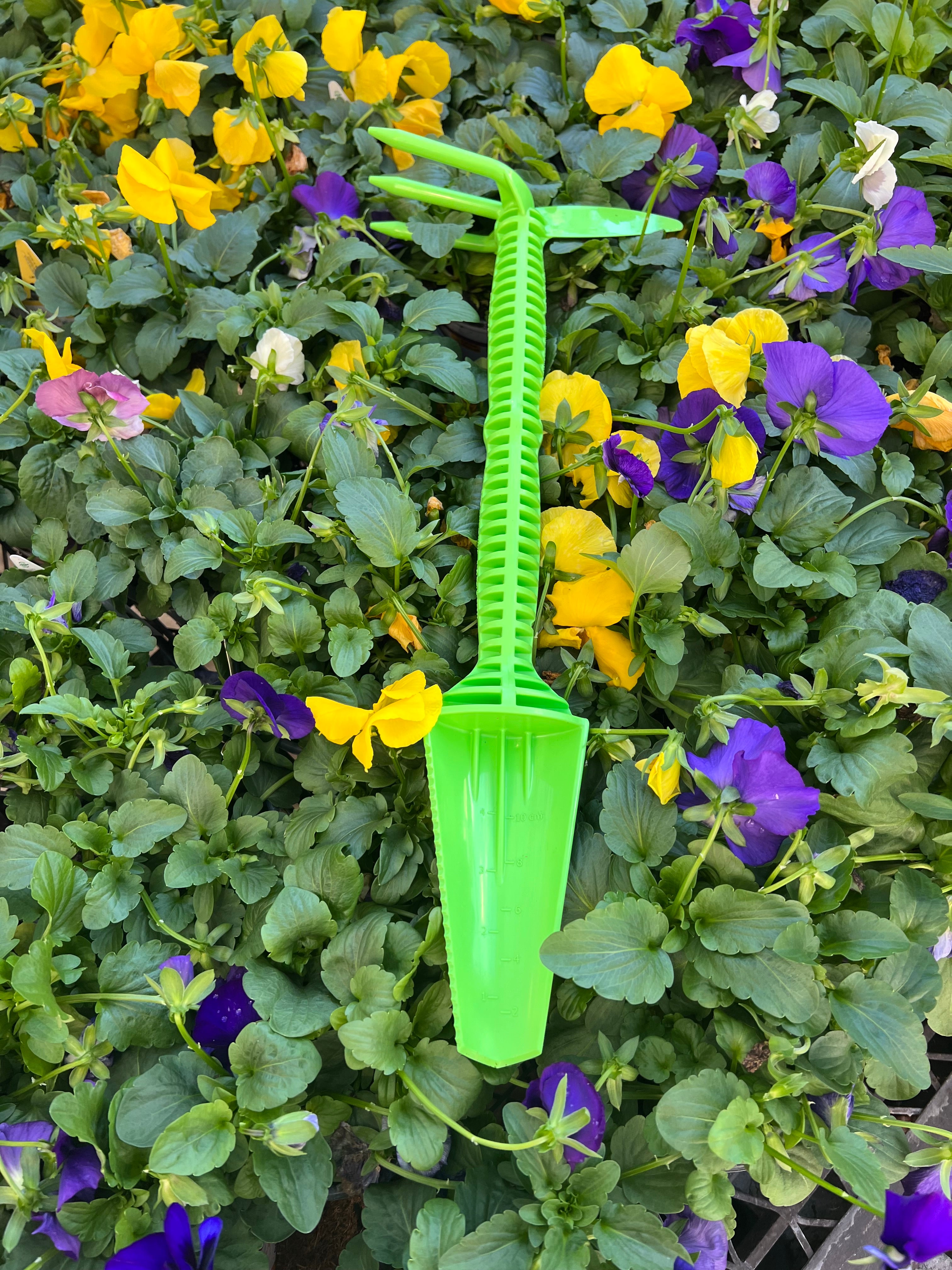 SnapPot Multi-Tool for Gardens and Planters - Bright Green Cultivator ...