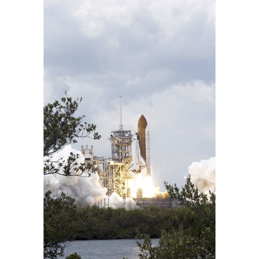 Space Shuttle Atlantis lifts off from its launch pad toward Earth orbit ...