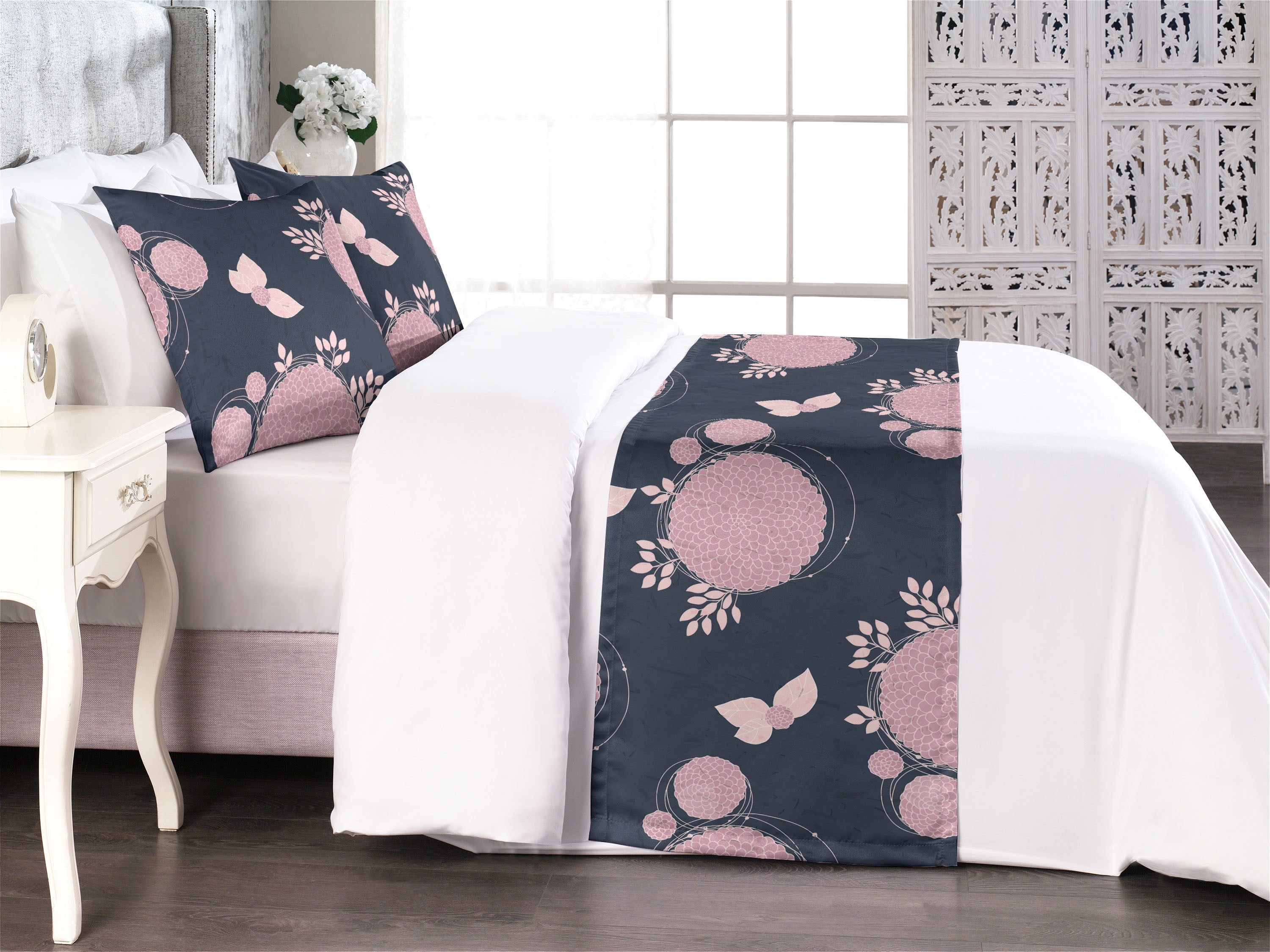 Springtime Bed Runner Set, Hydrangea Bloom with Leaves and Circle ...