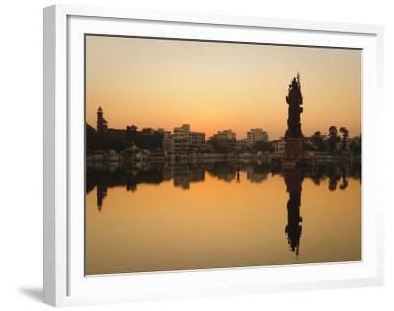 Statue of Shiva Rising Out of a Lake Sur Sagar in the Centre of ...