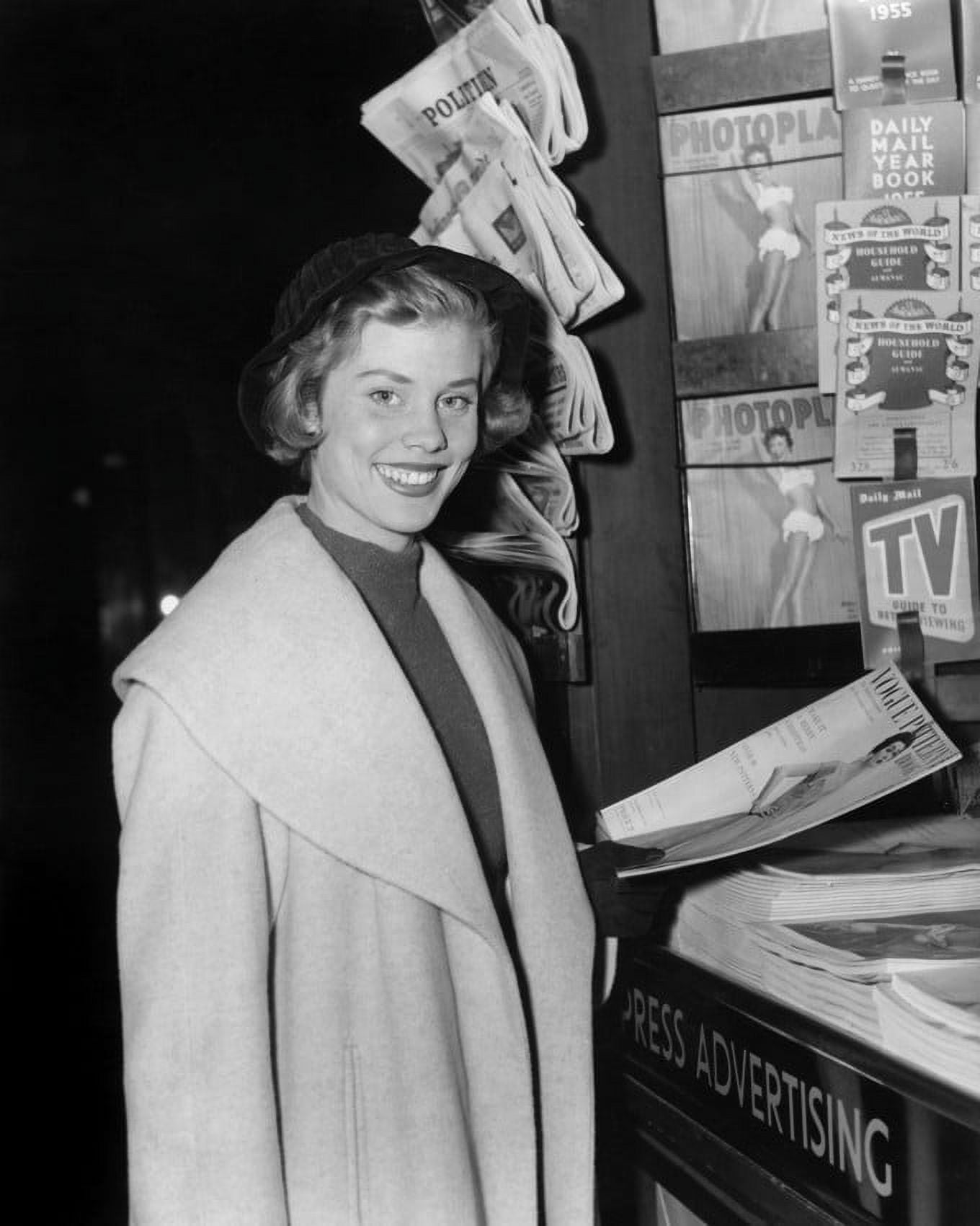 Susan Stephen 1955 Pose Smiling Posing By News Stand In London 24x36 ...