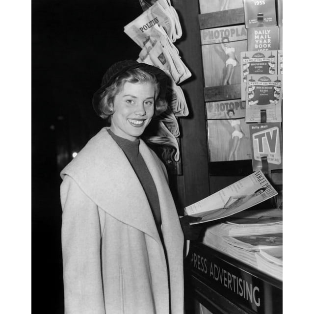 Susan Stephen 1955 Pose Smiling Posing By News Stand In London 24x36 ...