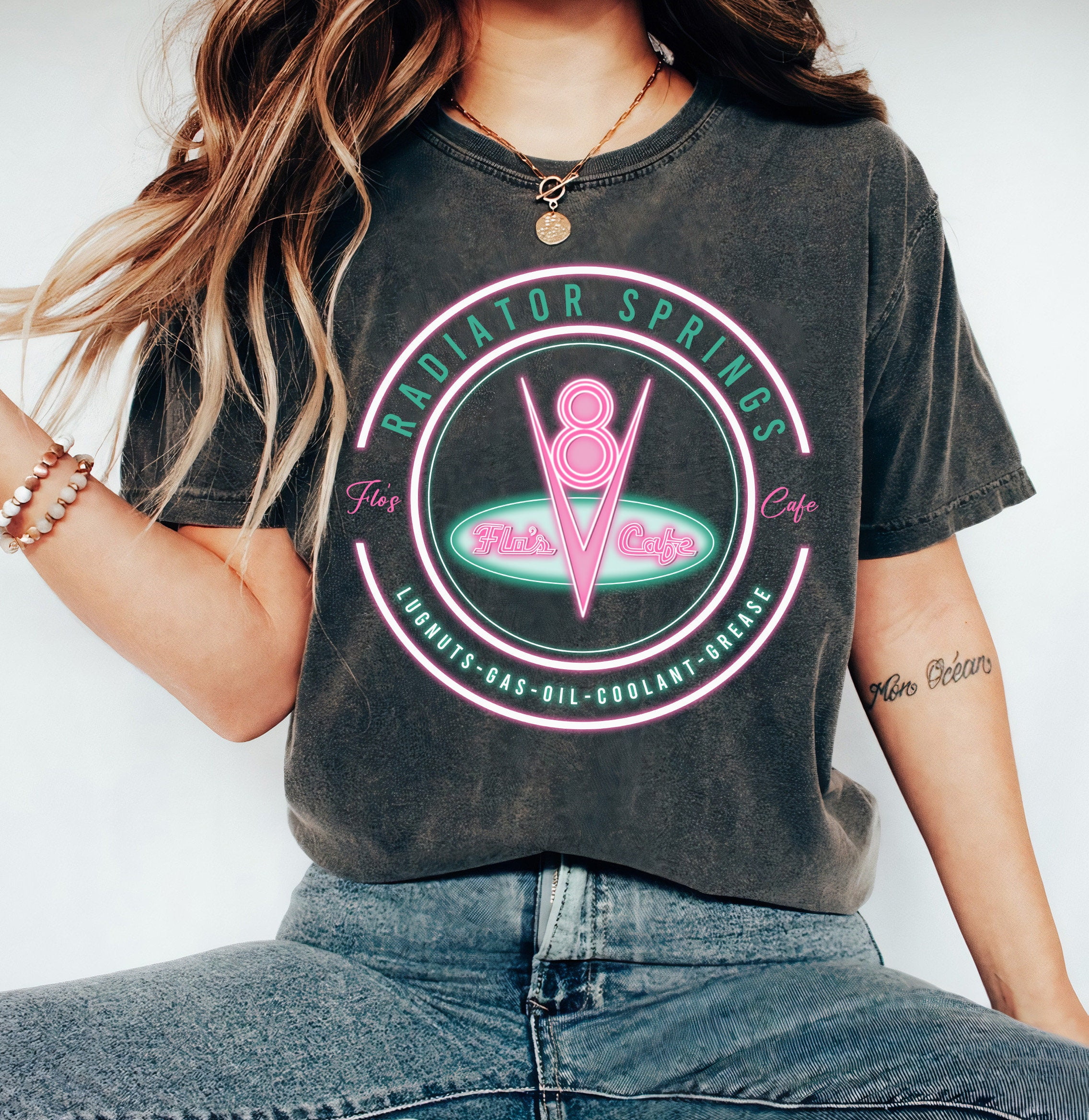 TSHIRT-Disney Pixar Cars Flo's V8 Cafe Poster Graphic Shirt, Cars Land ...