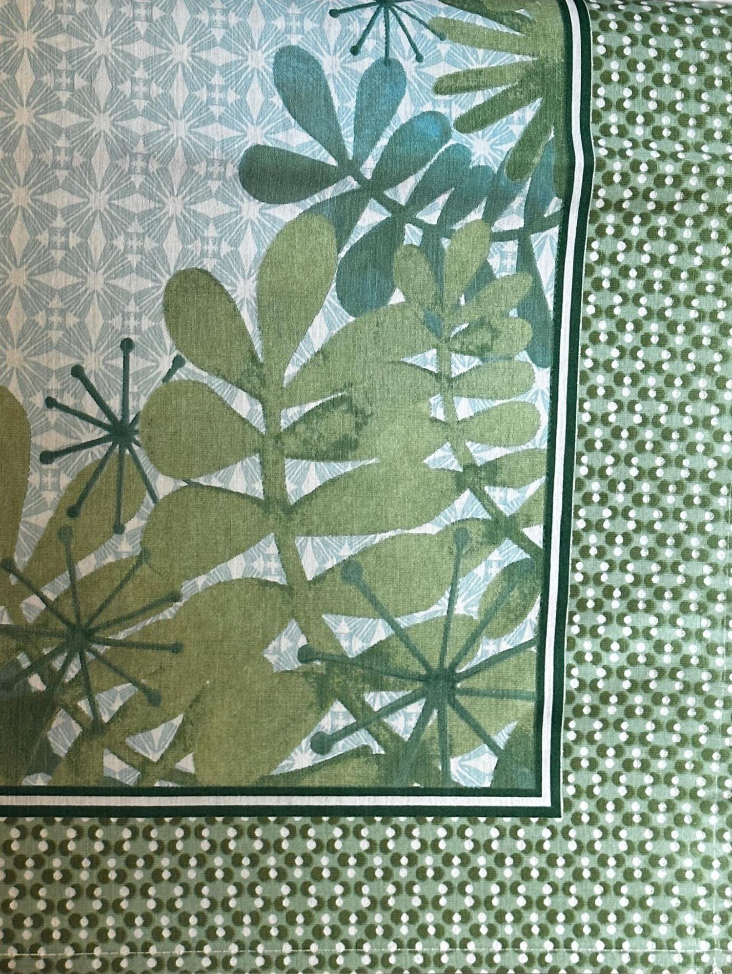 Table topper with tropical print in shades of green color. Size 40 inch ...