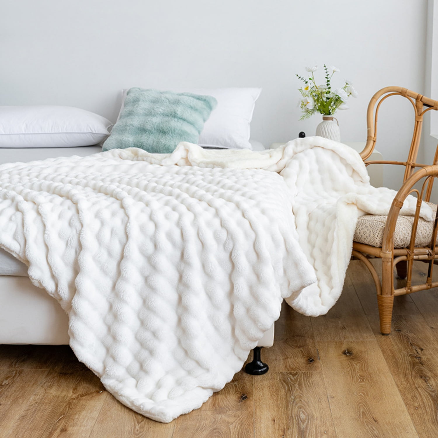 Taibuwu Cozy Thick Fuzzy Faux Rabbit Fur Throw Blanket, Double Sided ...