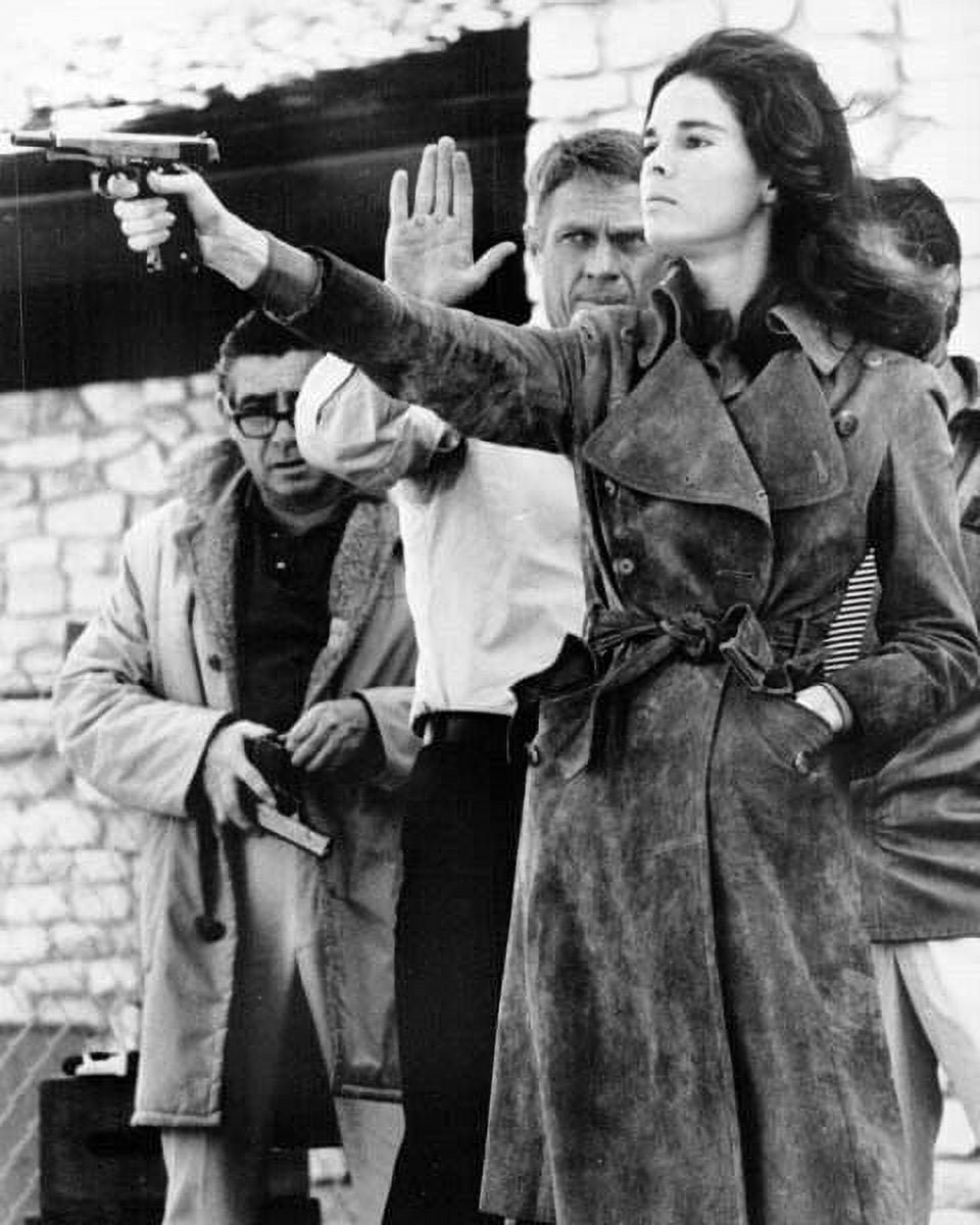 The Getaway Steve McQueen on set instructs Ali MacGraw in firing gun ...
