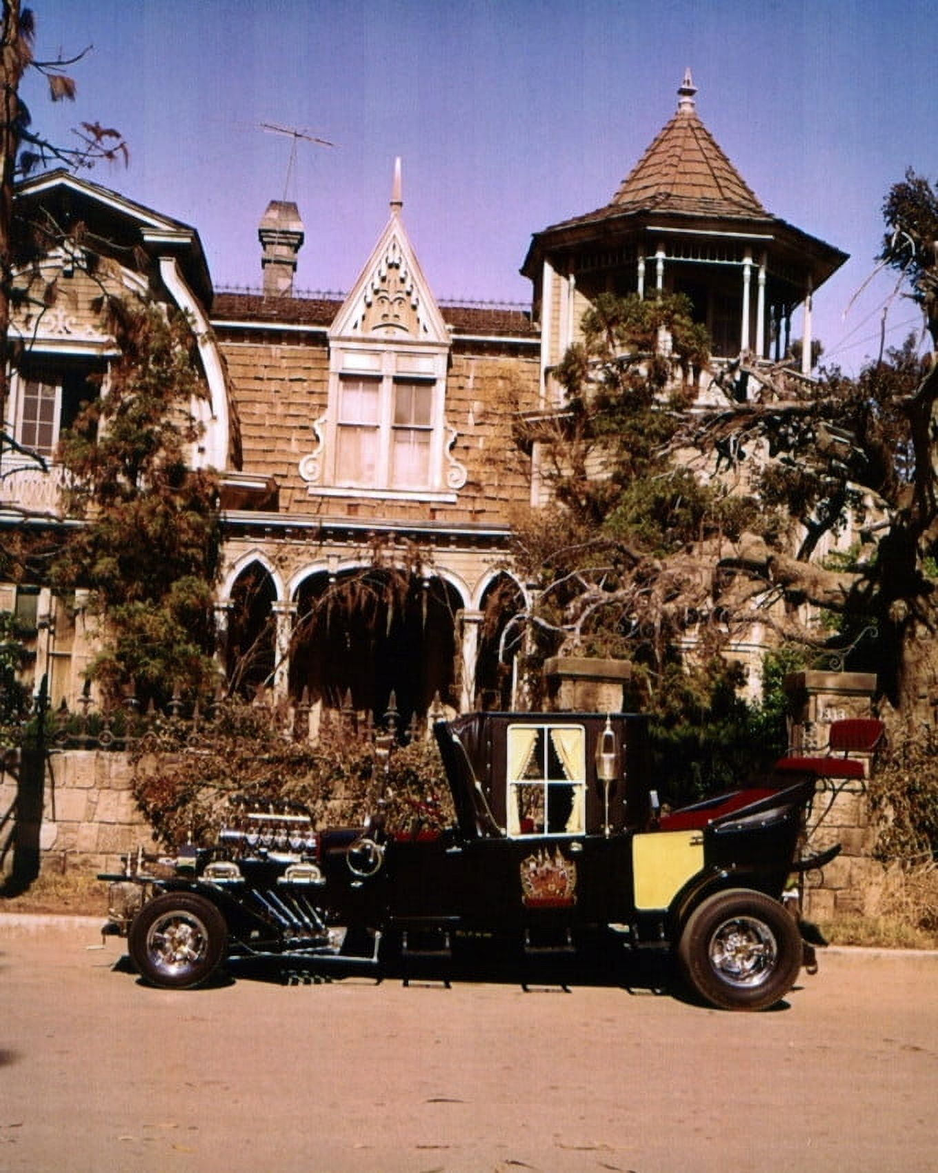 Poster Fam Pela The Munsters Classic Car Outside Mansion 24"x36" HD ...