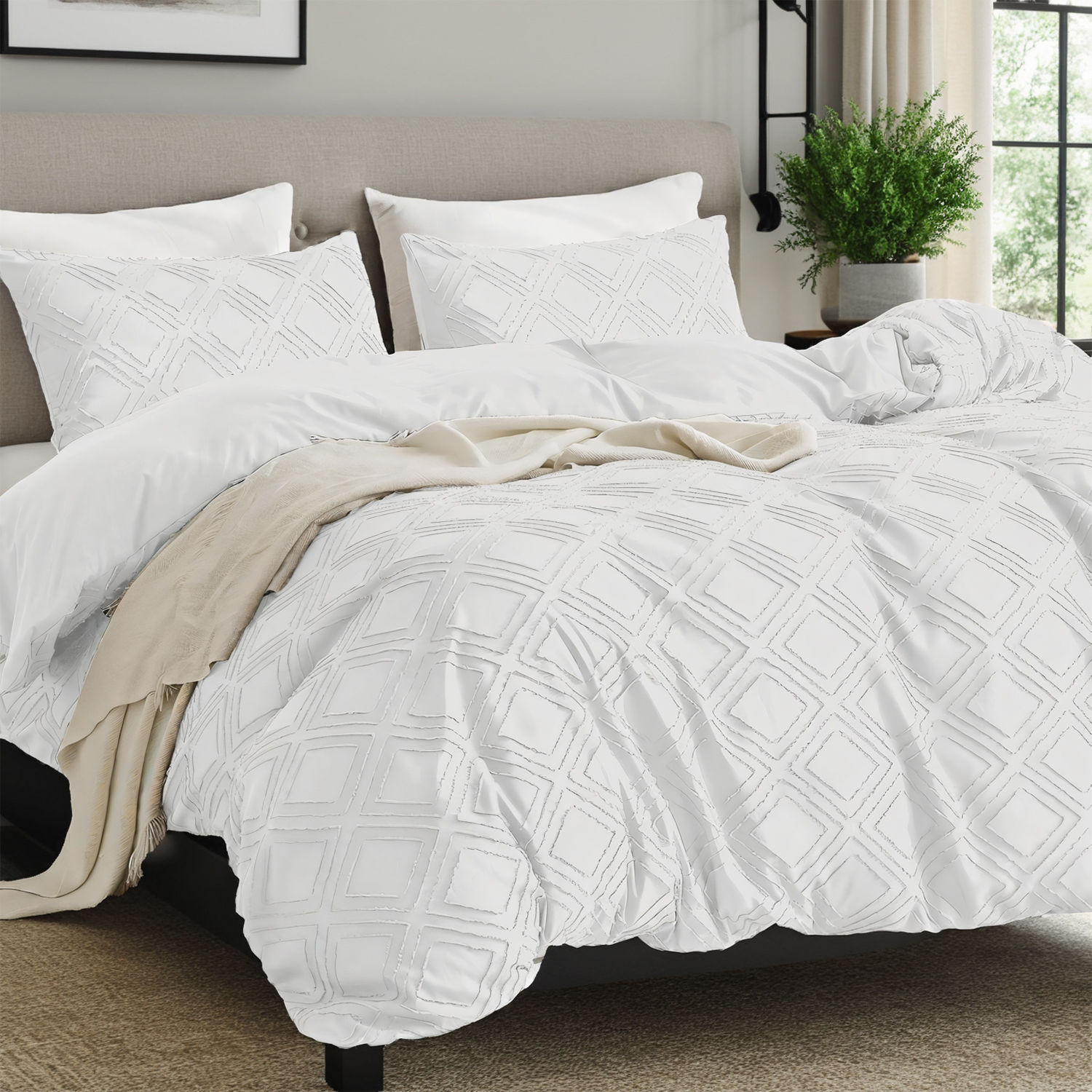 Three-piece checkered cutout quilt cover set made of breathable and ...