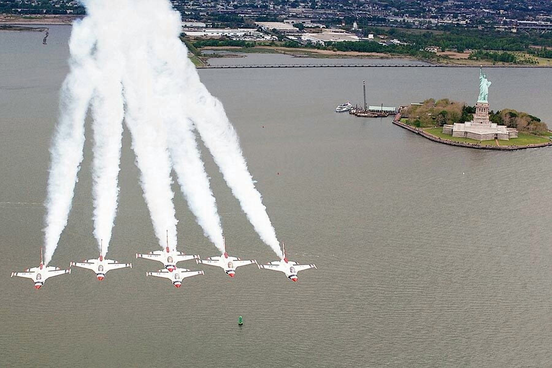 Thunderbirds & Statue of Liberty NYC Style - A - 20x30 Inch Glossy ...