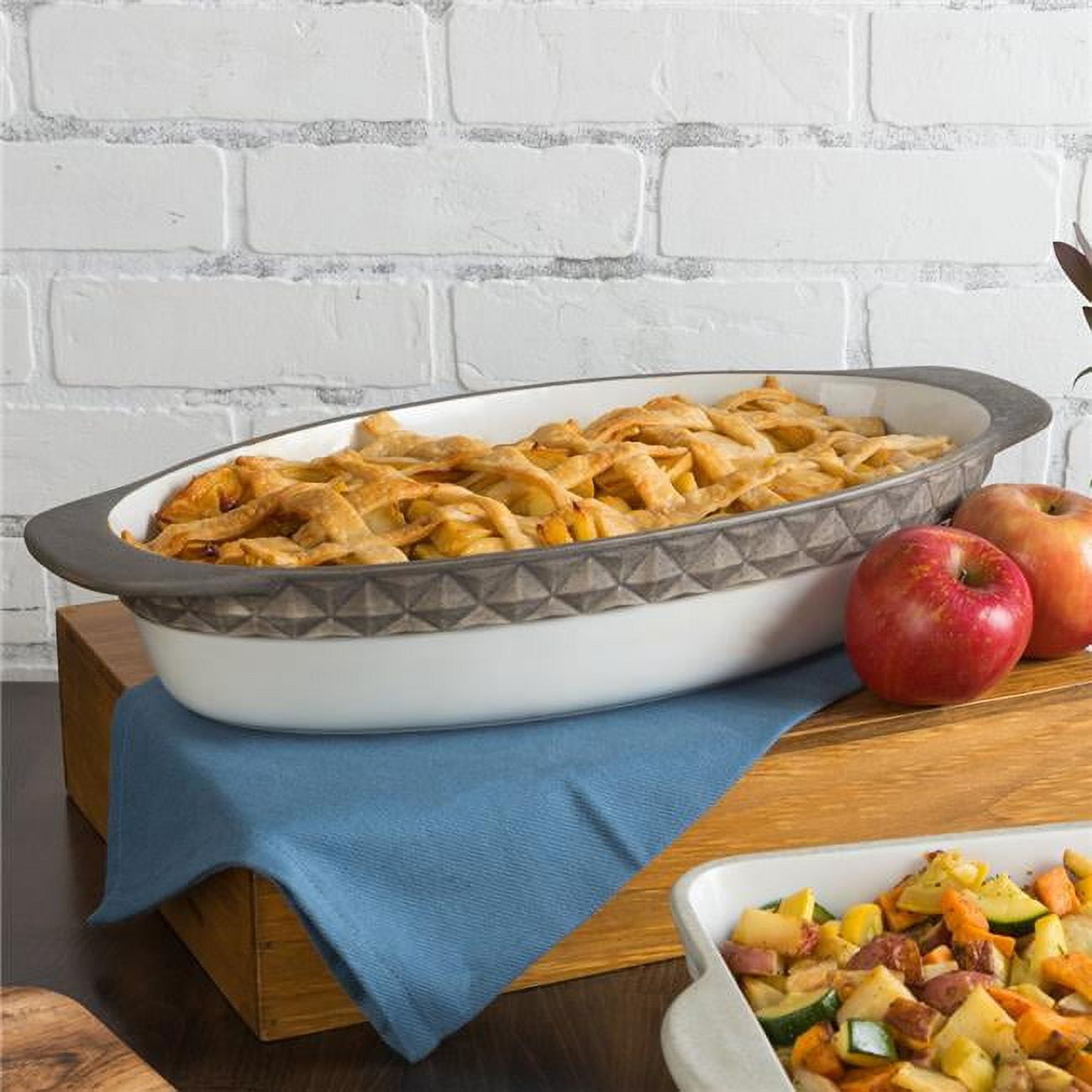 Tuxton EAF-101 3 qt. Porcelain White Embossed Oval Casserole - Black Truffle Band - Walmart.com