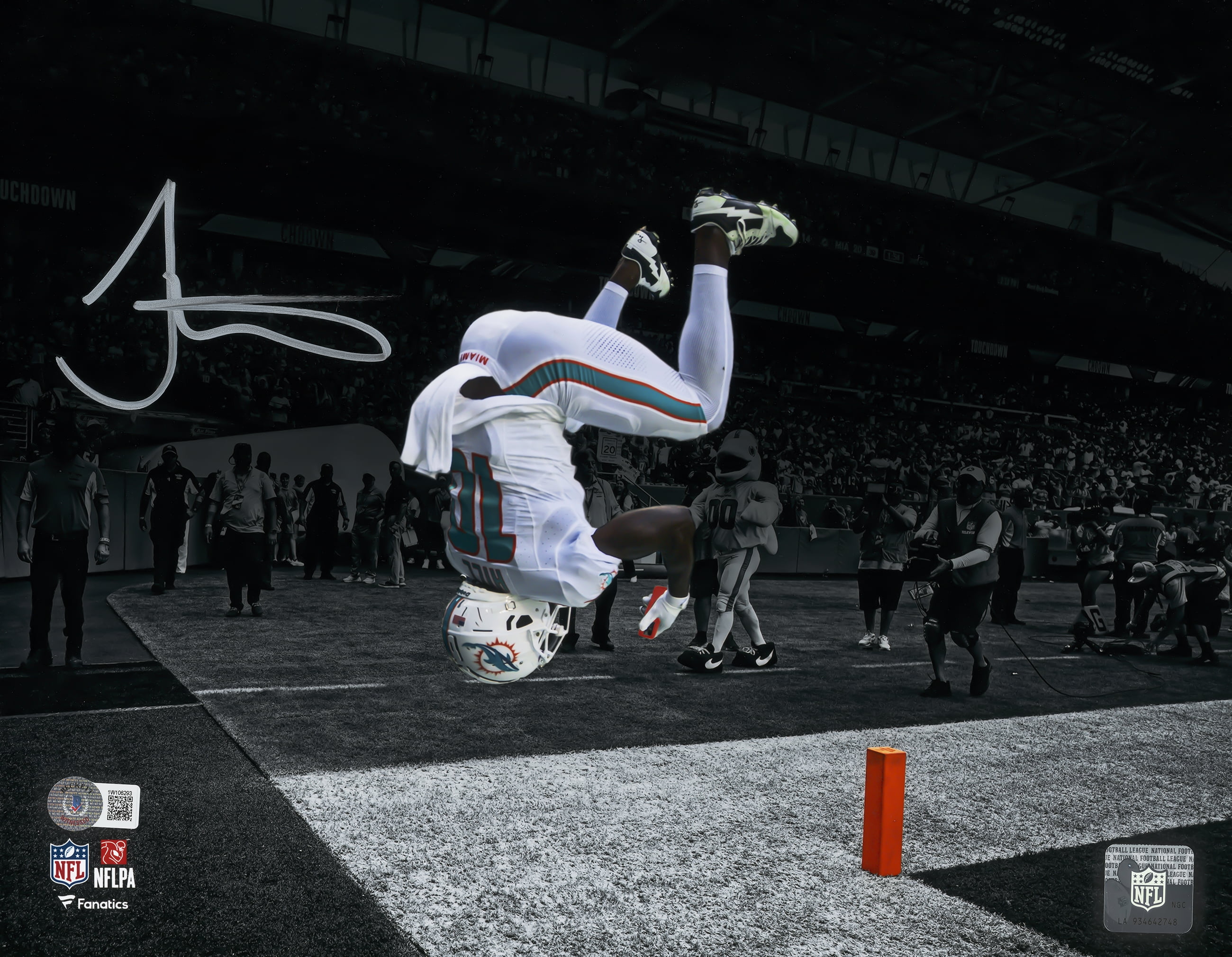 Tyreek Hill Autographed 11x14 Photo Miami Dolphins Spotlight Selfie ...