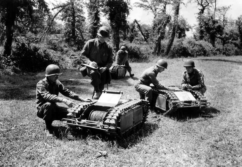 U.S. Soldiers Inspect German Tactical Mini-Tracked Vehicles. The Robots ...