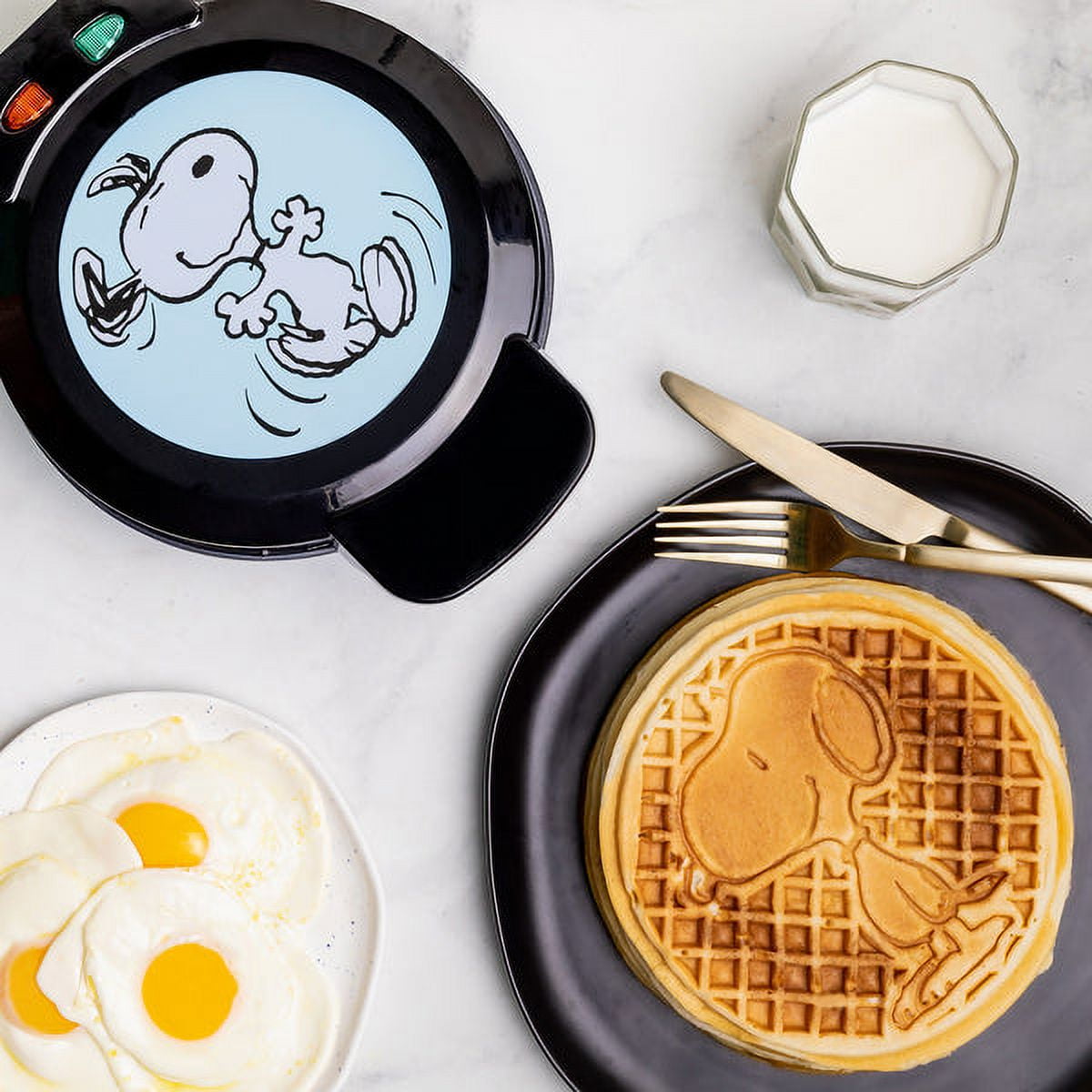 Uncanny Brands Peanuts Snoopy Compact Waffle Maker with Regulated ...