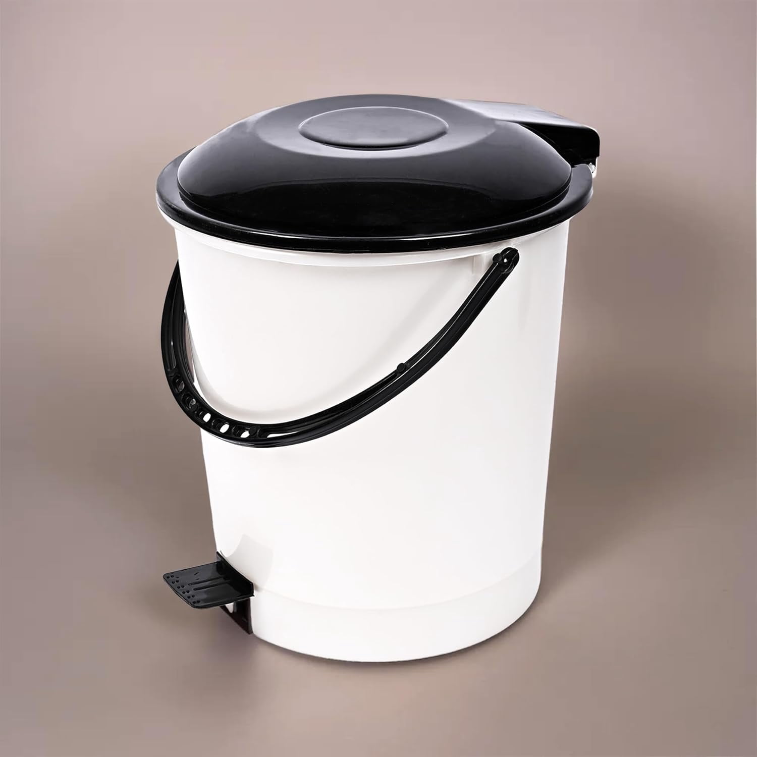 Urbane Home Pedal Dustbin 10 LTR White Plastic Trash Can with Lid Wet ...