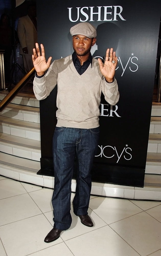 Usher At In-Store Appearance For Usher For Men And For Women Fragrances ...